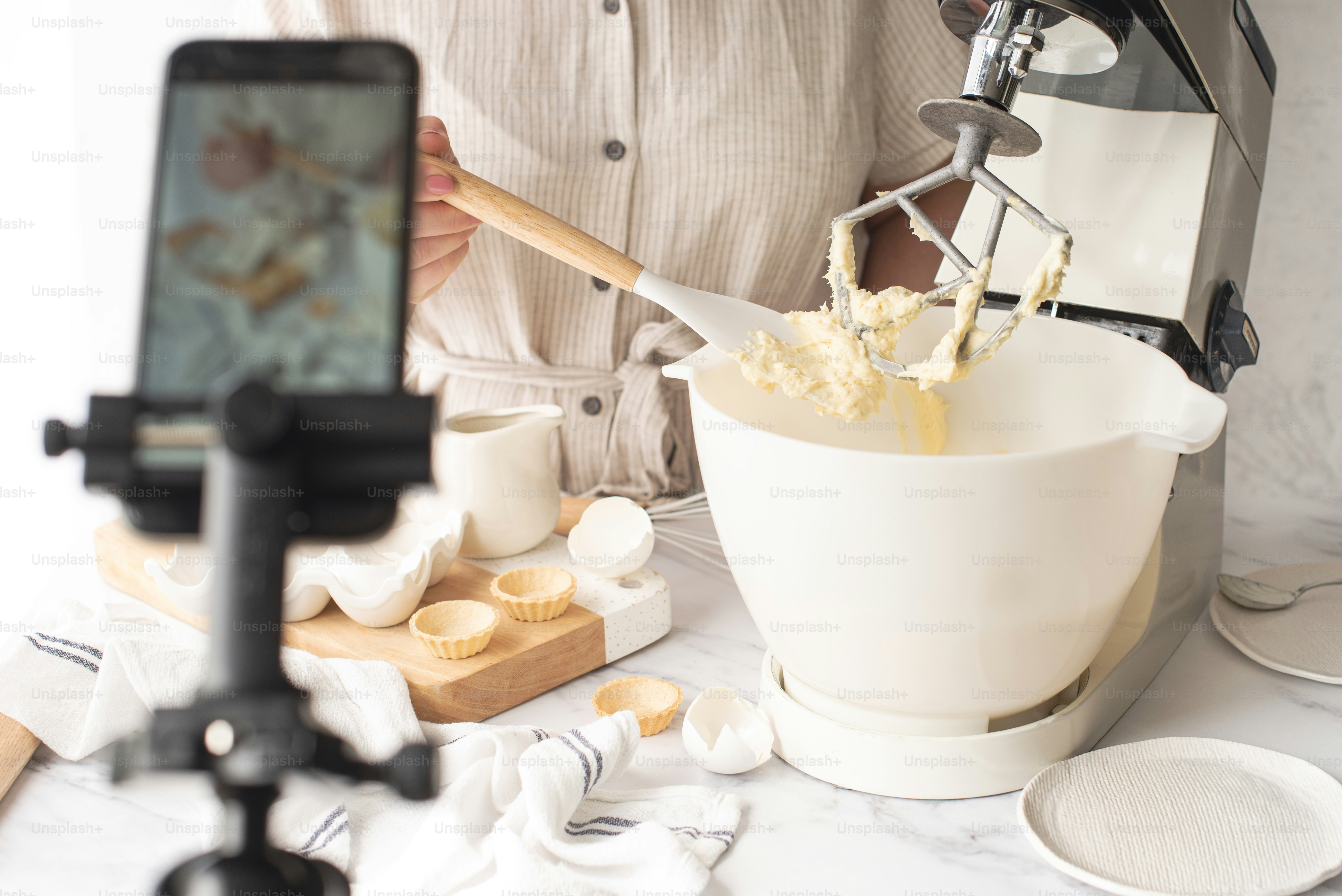 A man is mixing something in a bowl photo – Baking cake Image on Unsplash