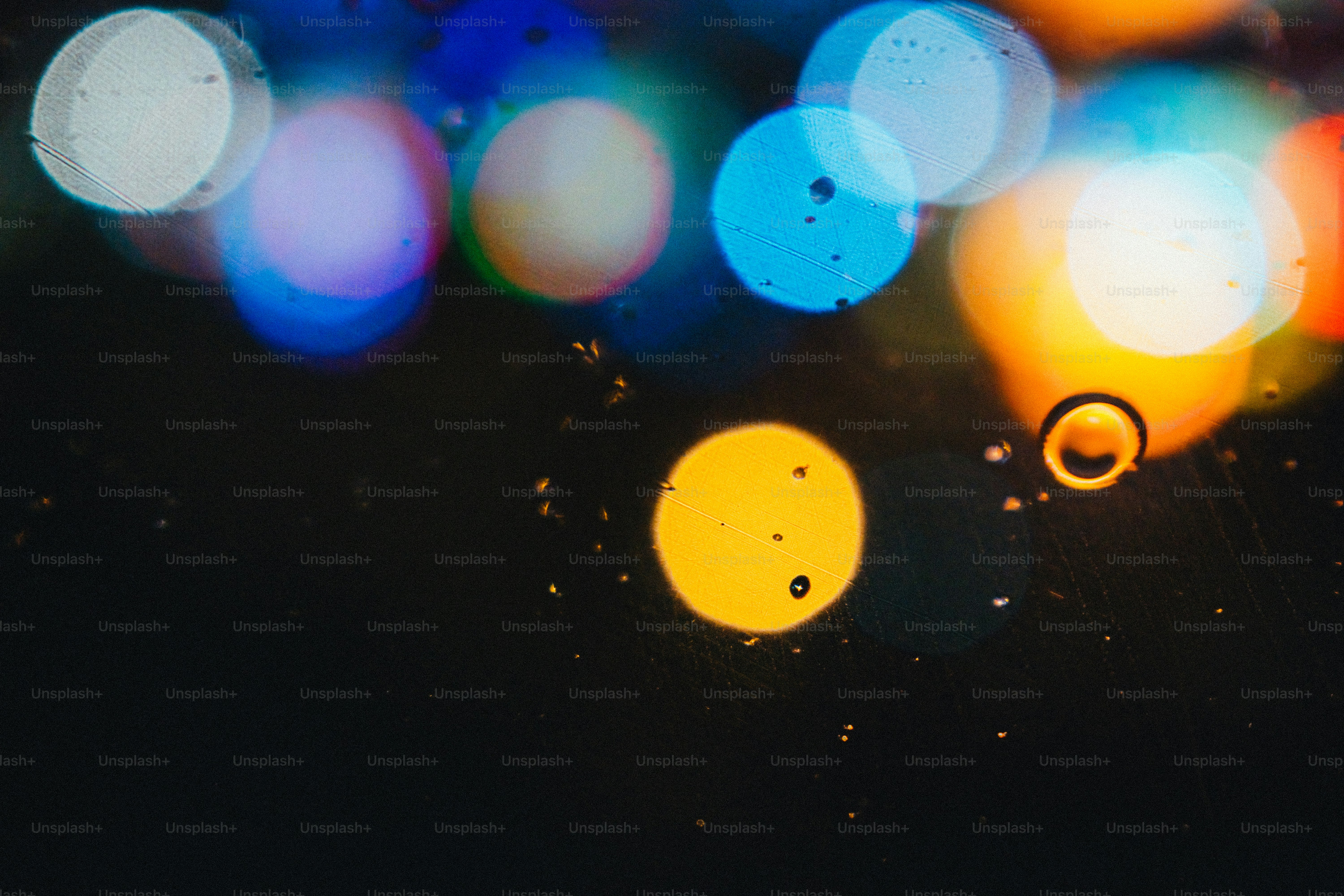 A blurry photo of a city street at night photo – Night aesthetic Image ...