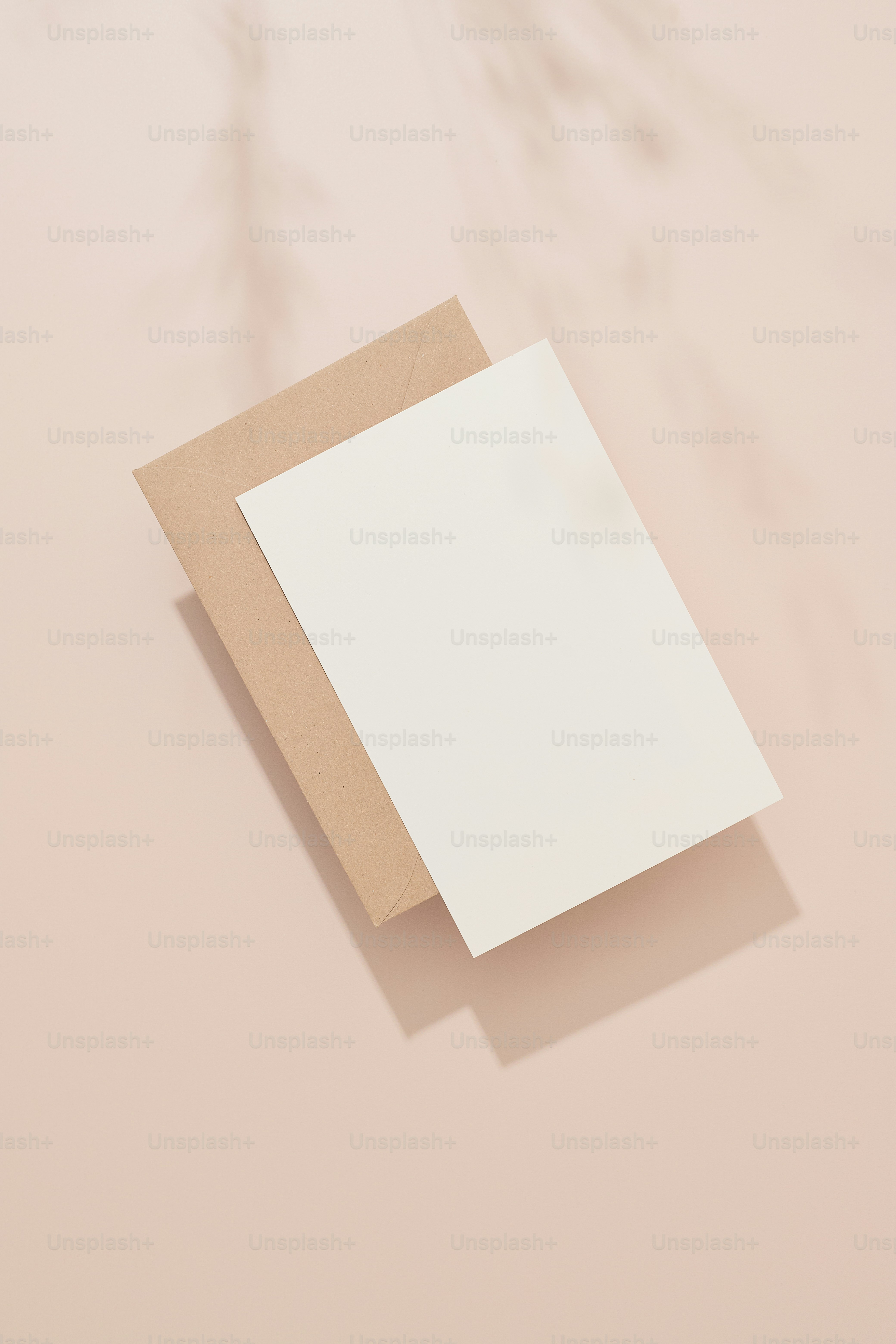 Un pedazo de papel encima de un pedazo de papel foto – Imagen de ...