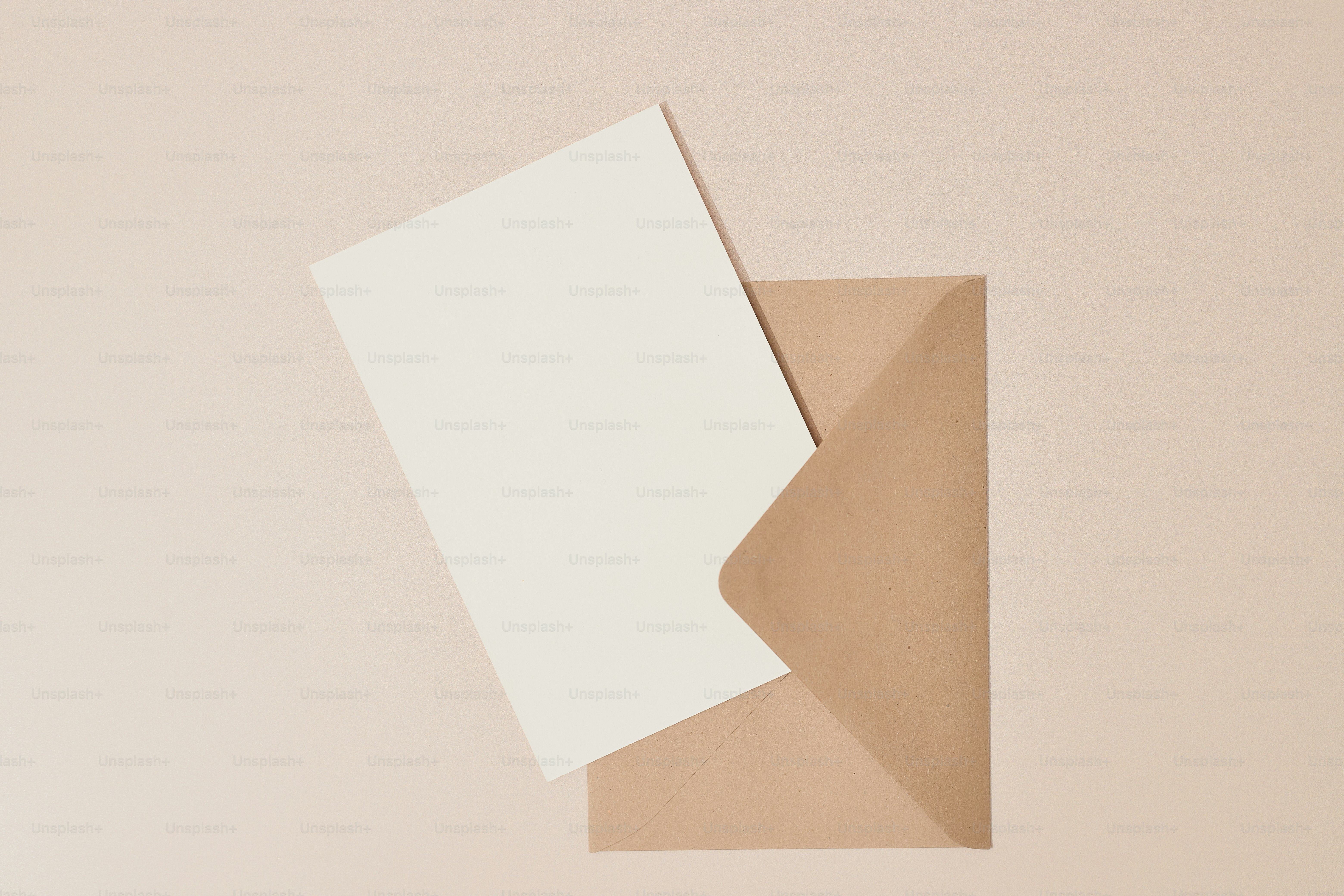 Un pedazo de papel blanco encima de un pedazo de papel marrón foto ...