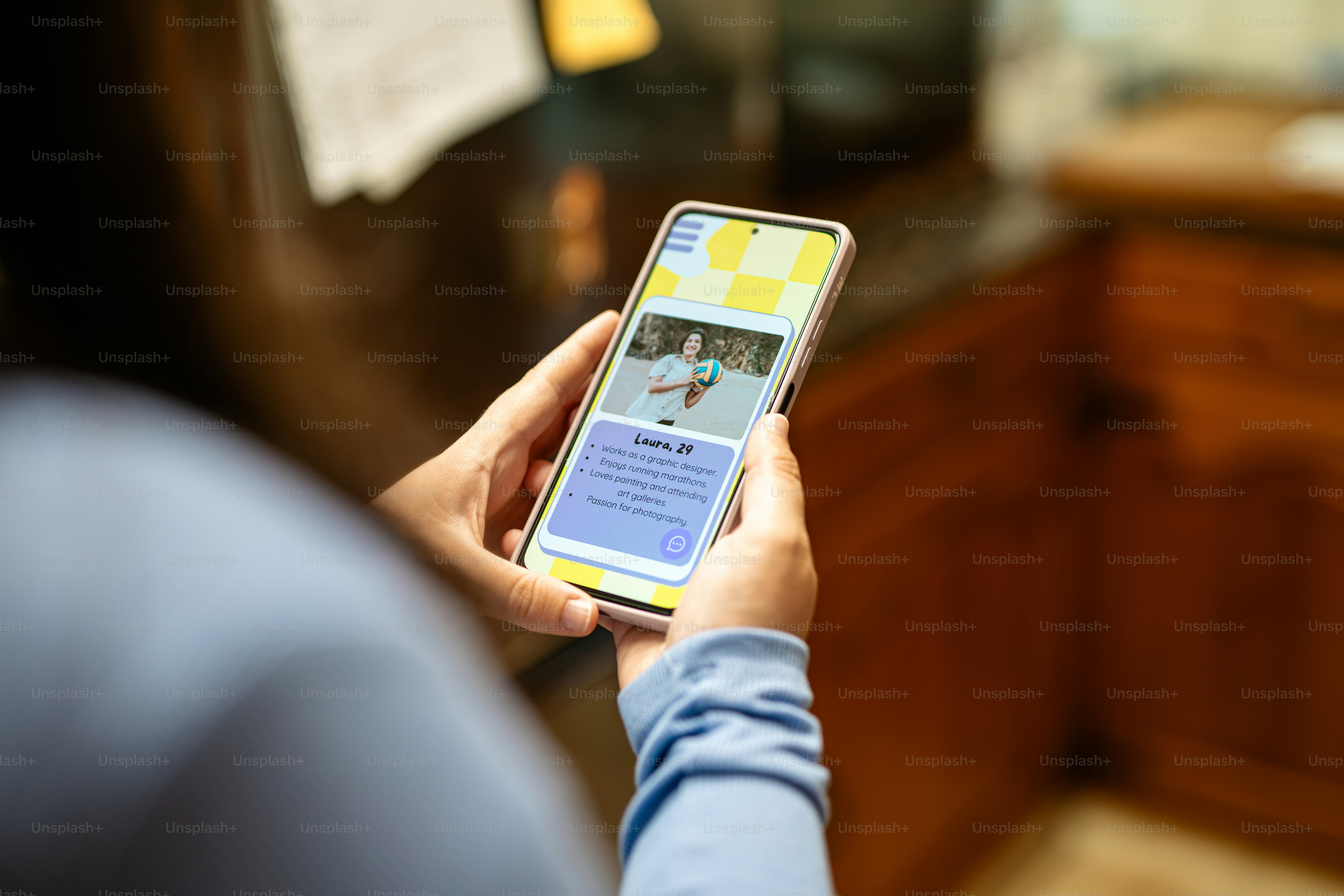 A person holding a cell phone in their hand photo – Swiping Image on ...