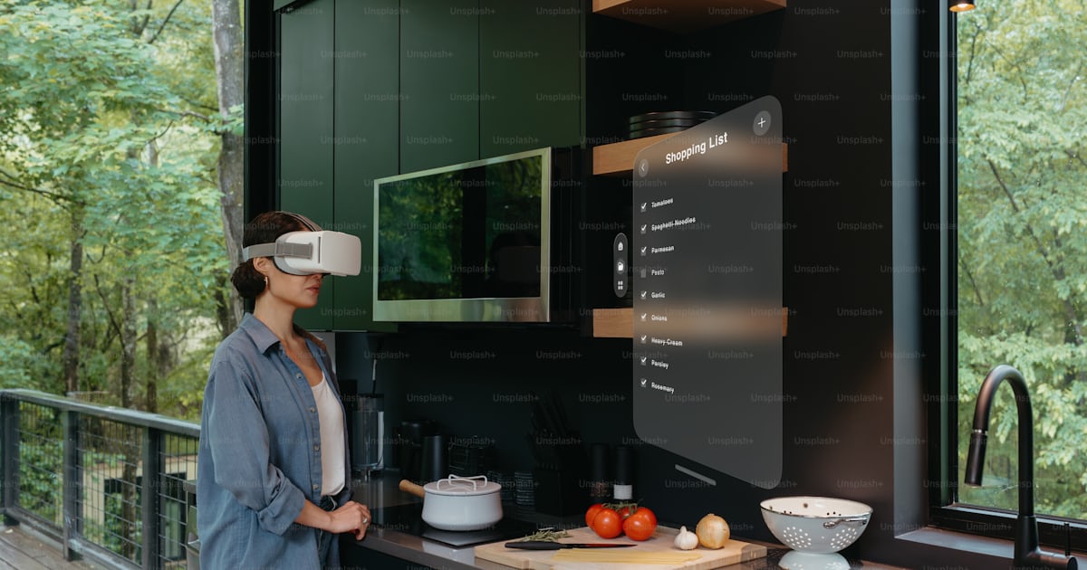 가상 헤드셋을 착용하고 부엌에 서 있는 여성 사진 Unsplash의 Vr 이미지