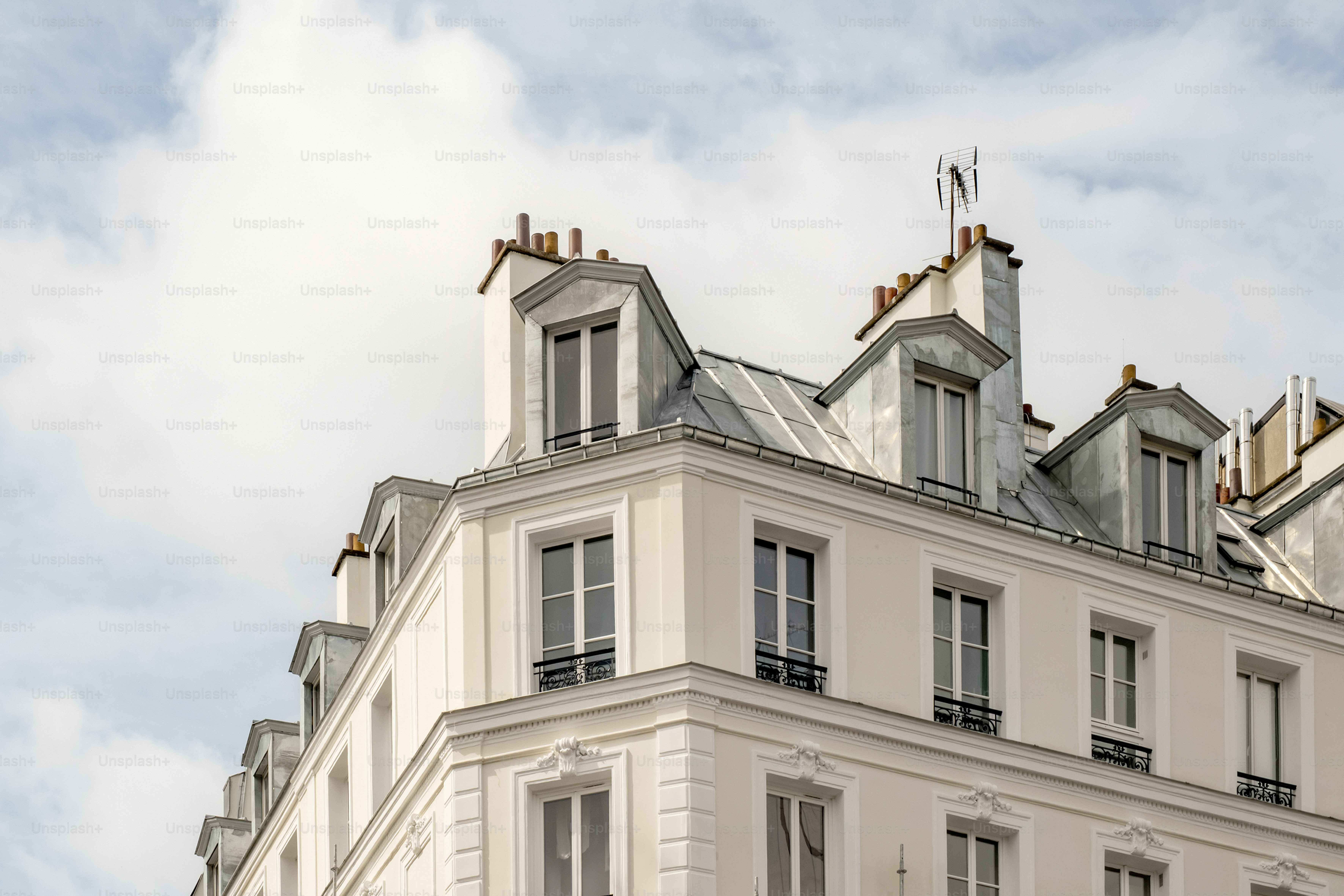 A tall white building with a clock on the top of it photo – Paris Image ...