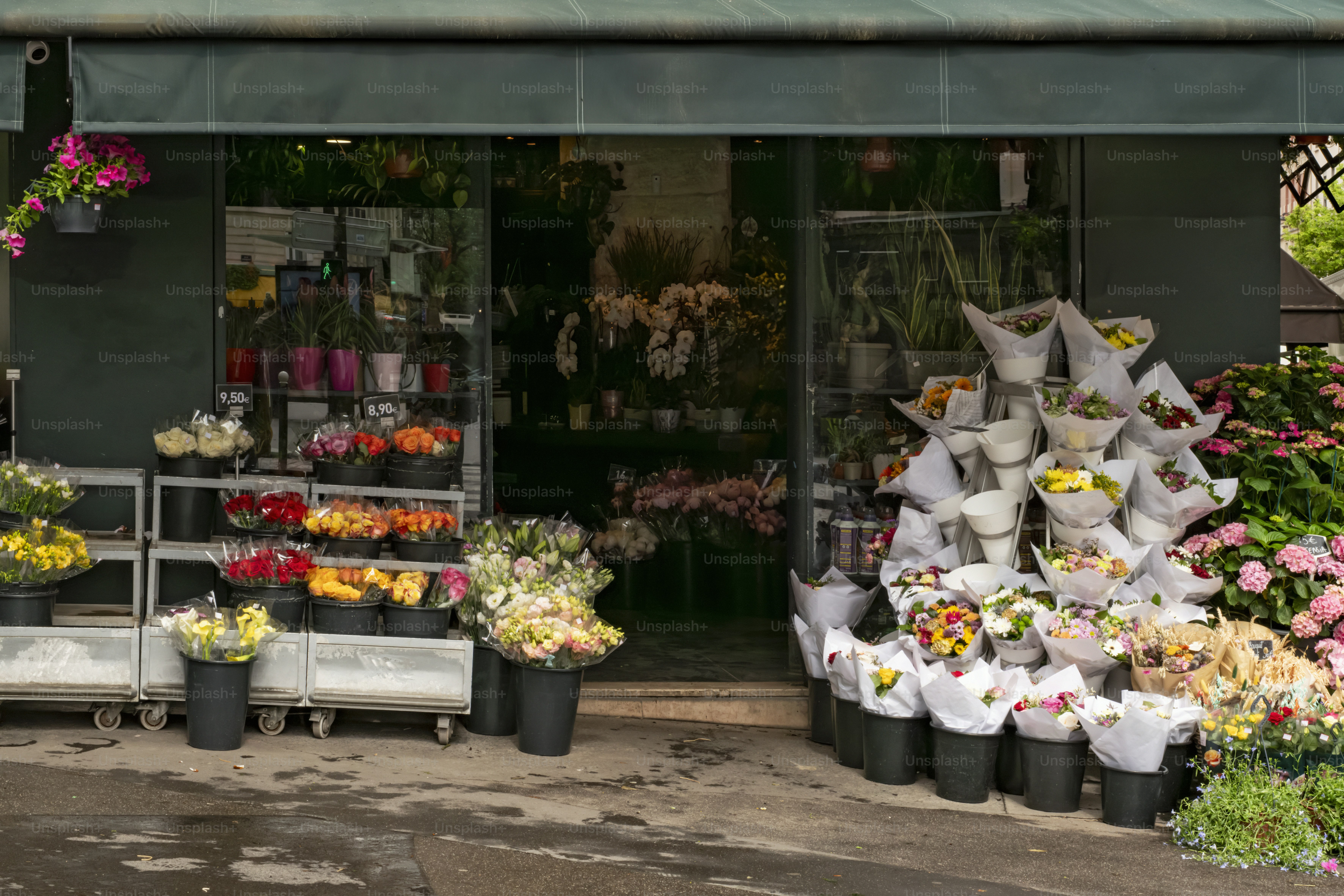A flower shop with a bunch of flowers in front of it photo – Paris ...
