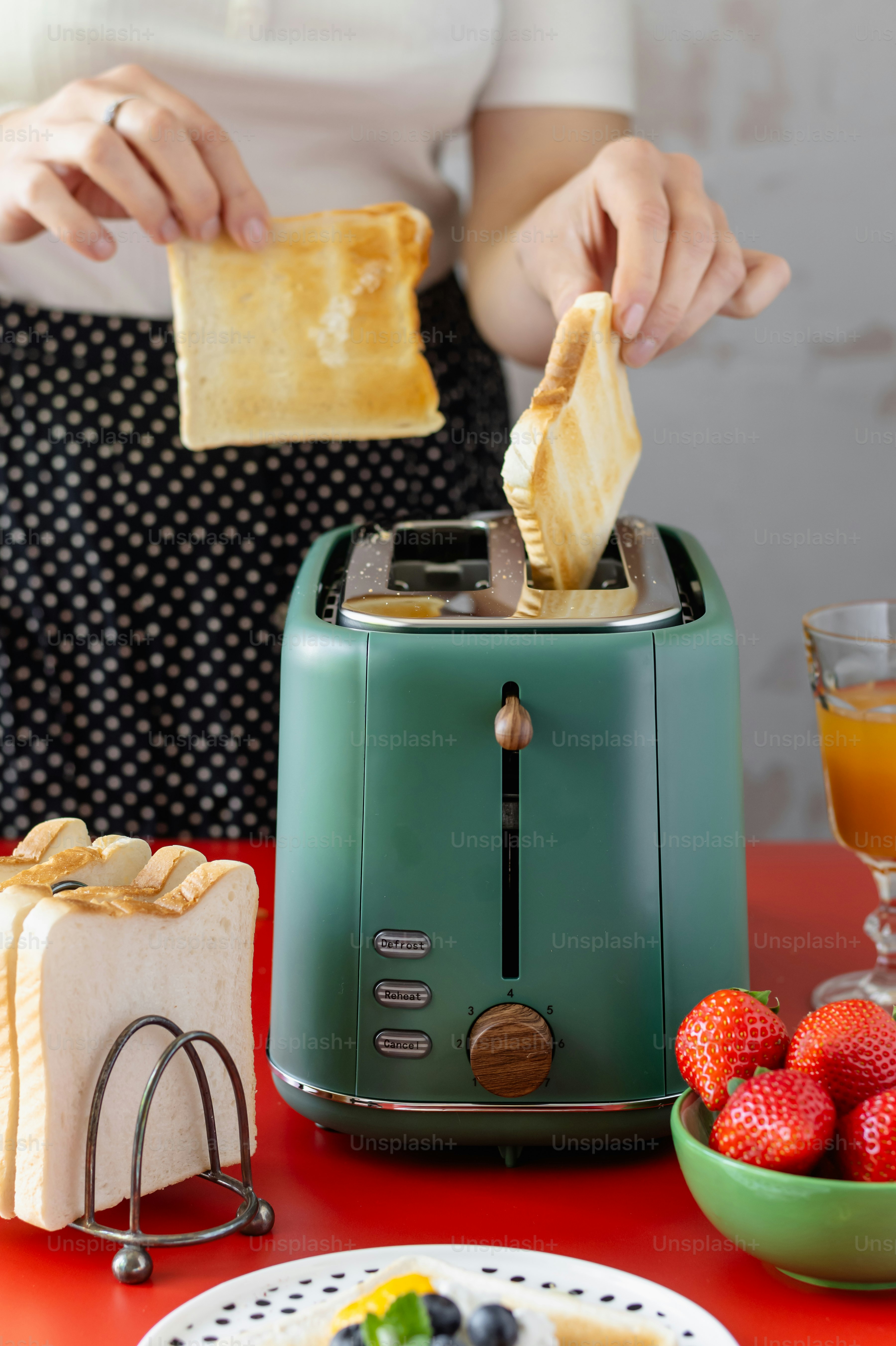 A person is putting toast into a toaster photo – Toast Image on Unsplash