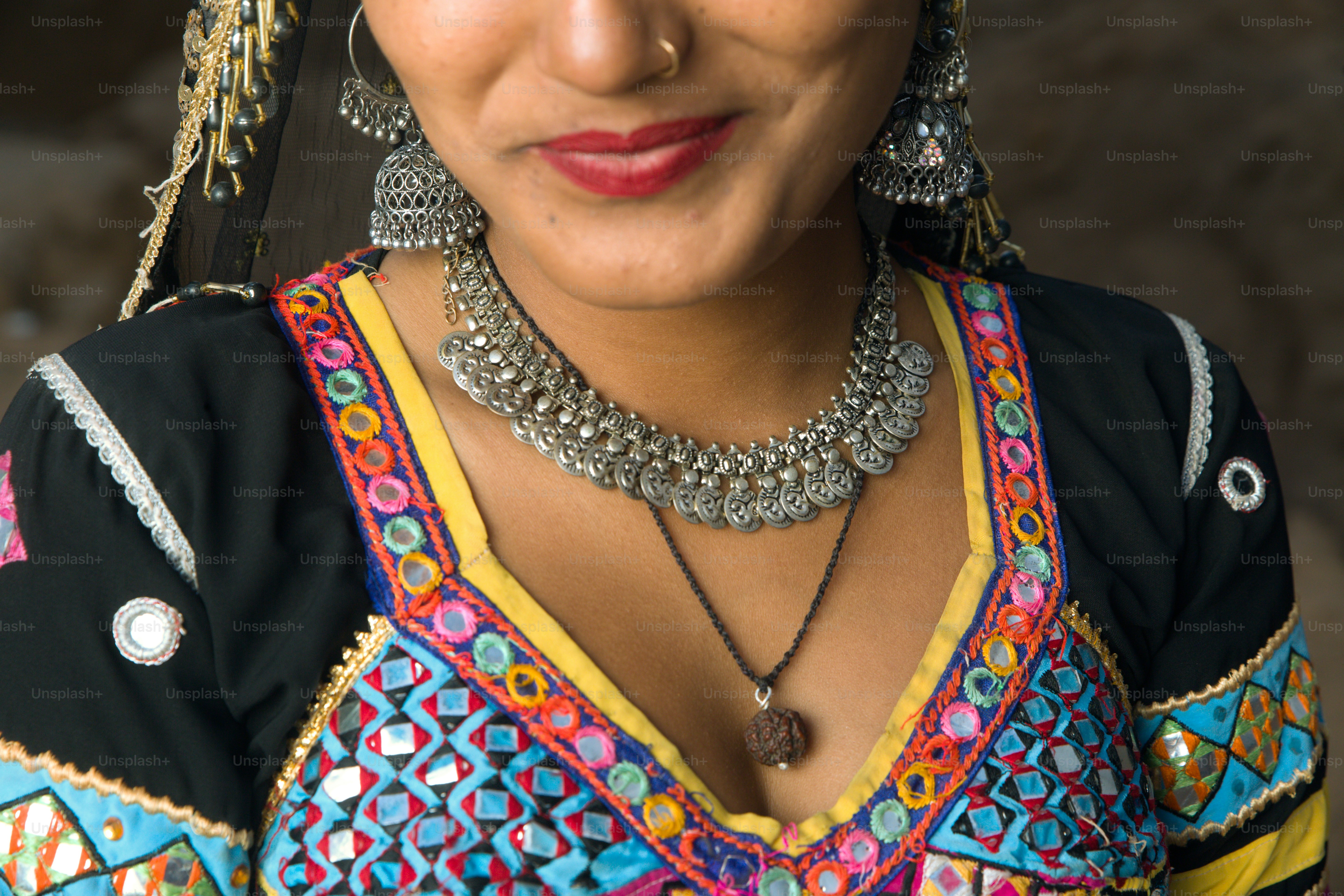 Uma mulher em um vestido colorido está dançando foto – Imagem sobre ...
