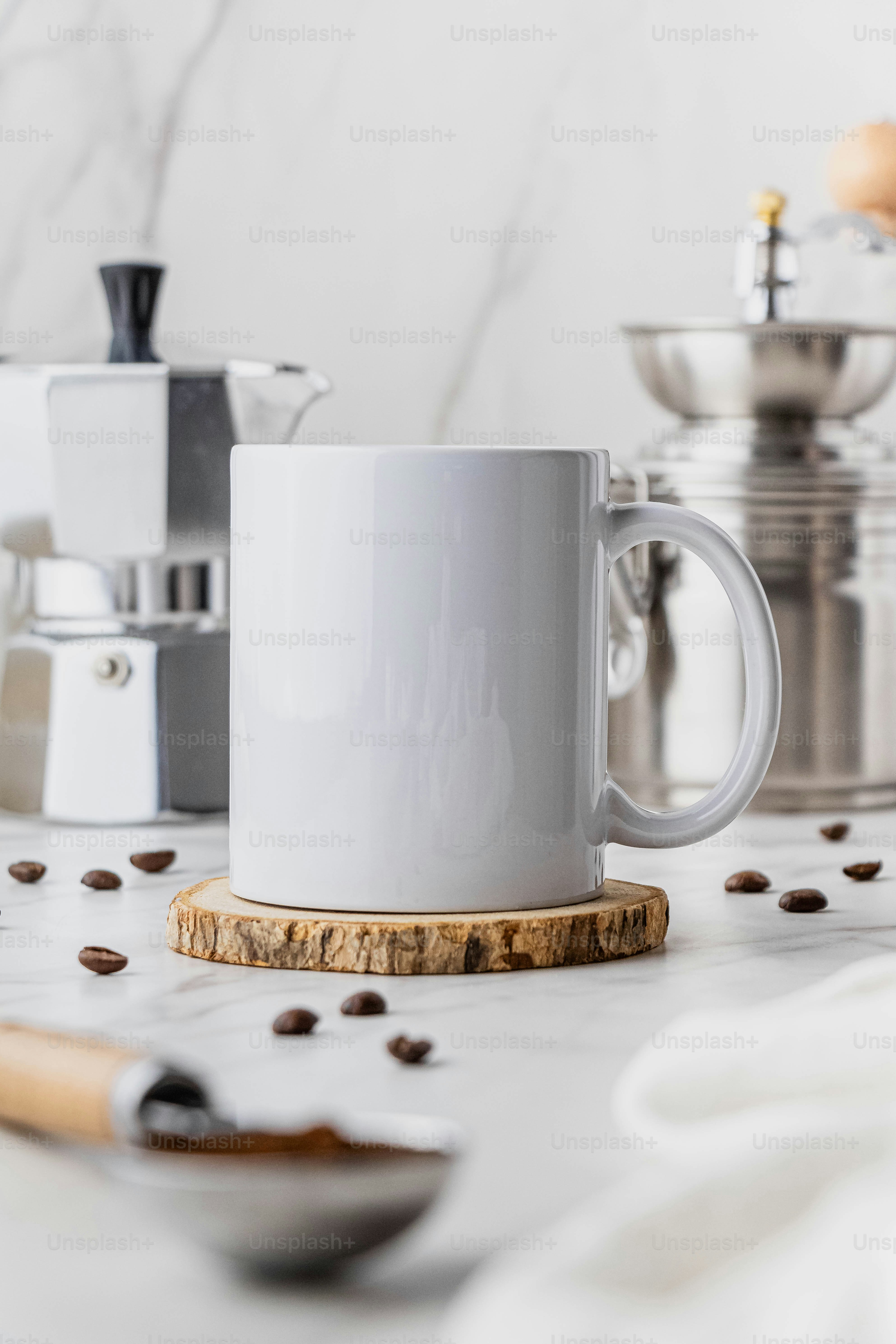 A white coffee mug sitting on top of a table photo – Mug Image on Unsplash