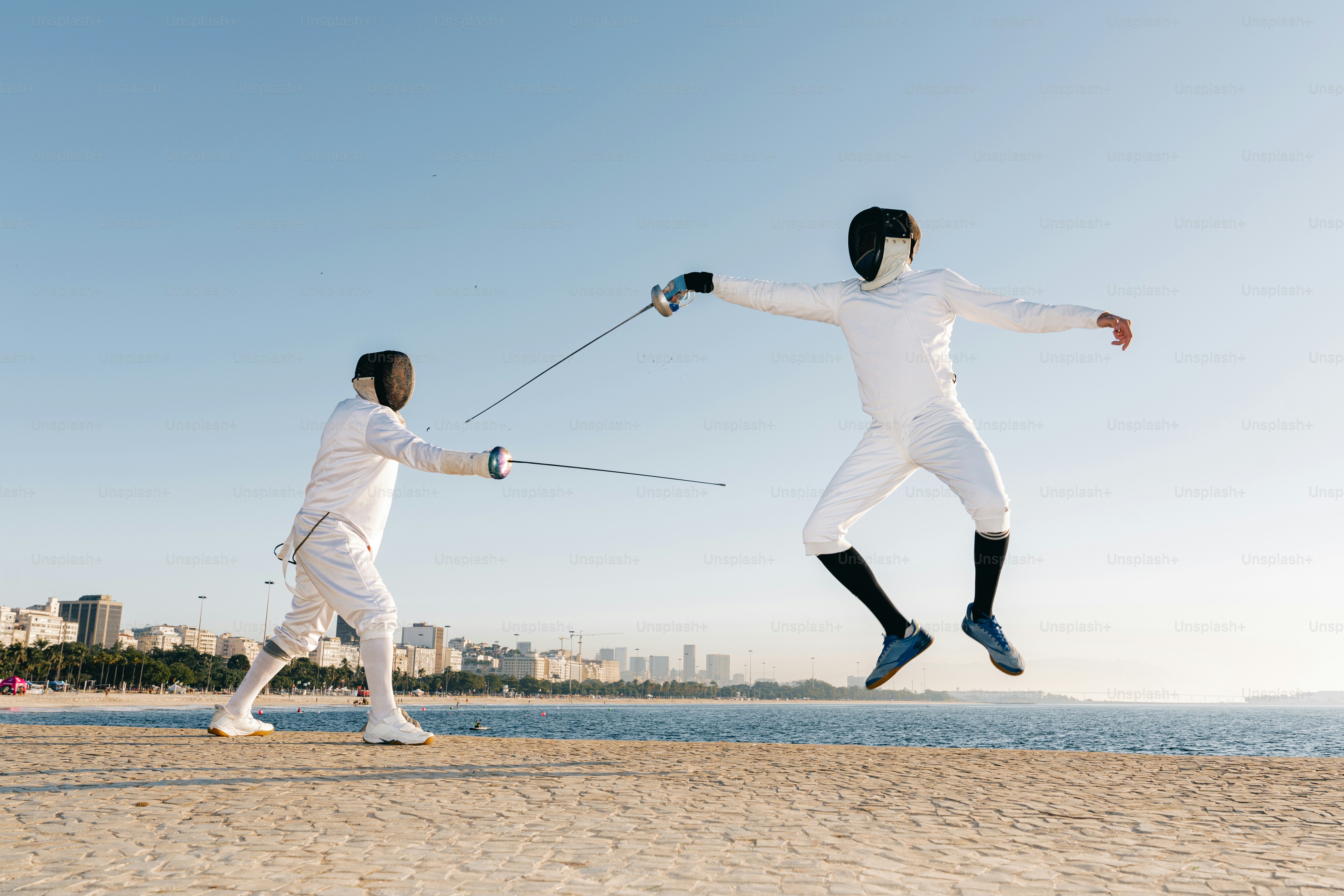 Dos personas con monos blancos en una playa foto – Imagen de Deportes ...