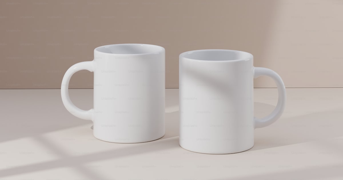 Quelques Tasses Blanches Posées Sur Une Table Photo Image De Produit