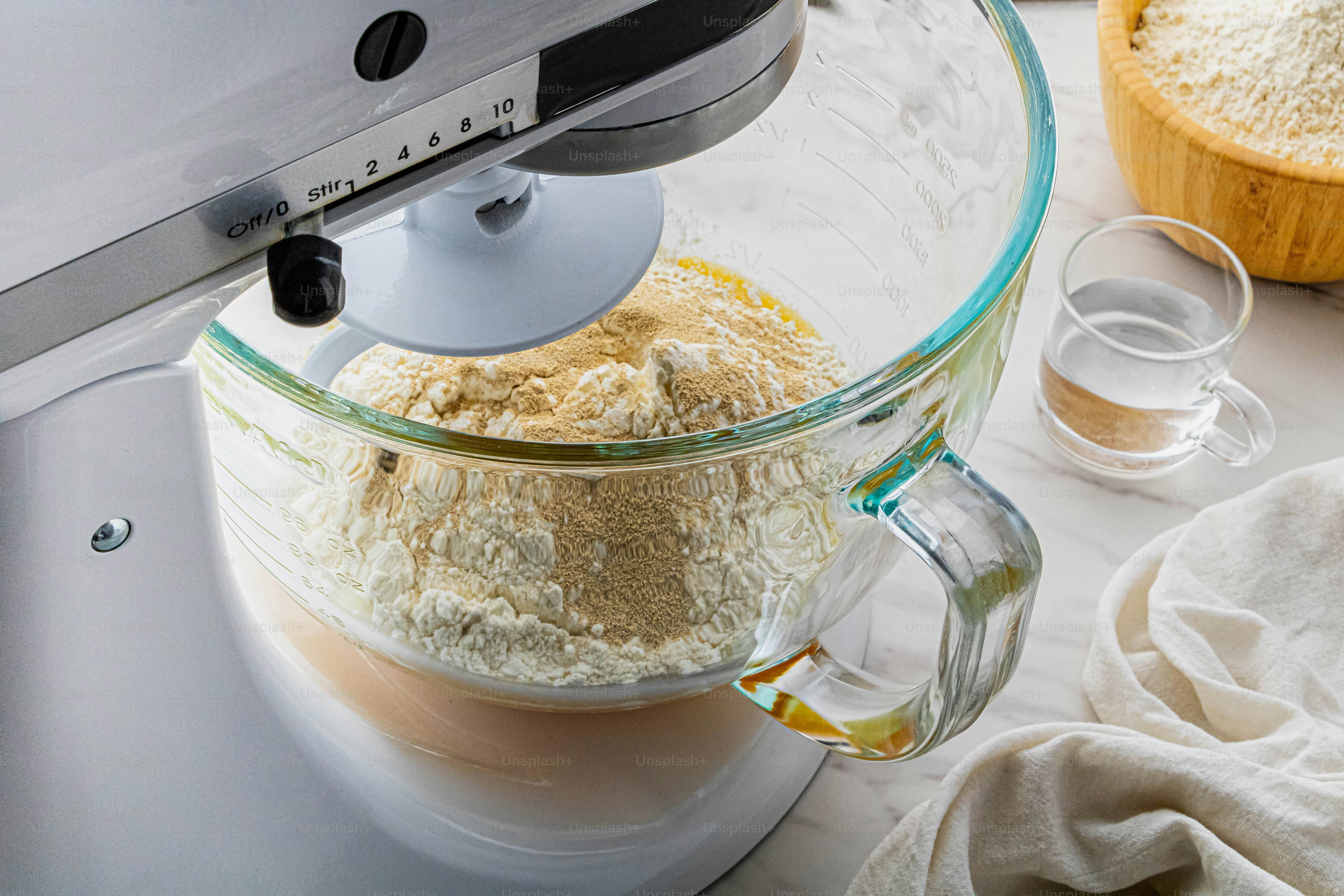 A food processor with a mixture in it photo – Stand mixer Image on Unsplash