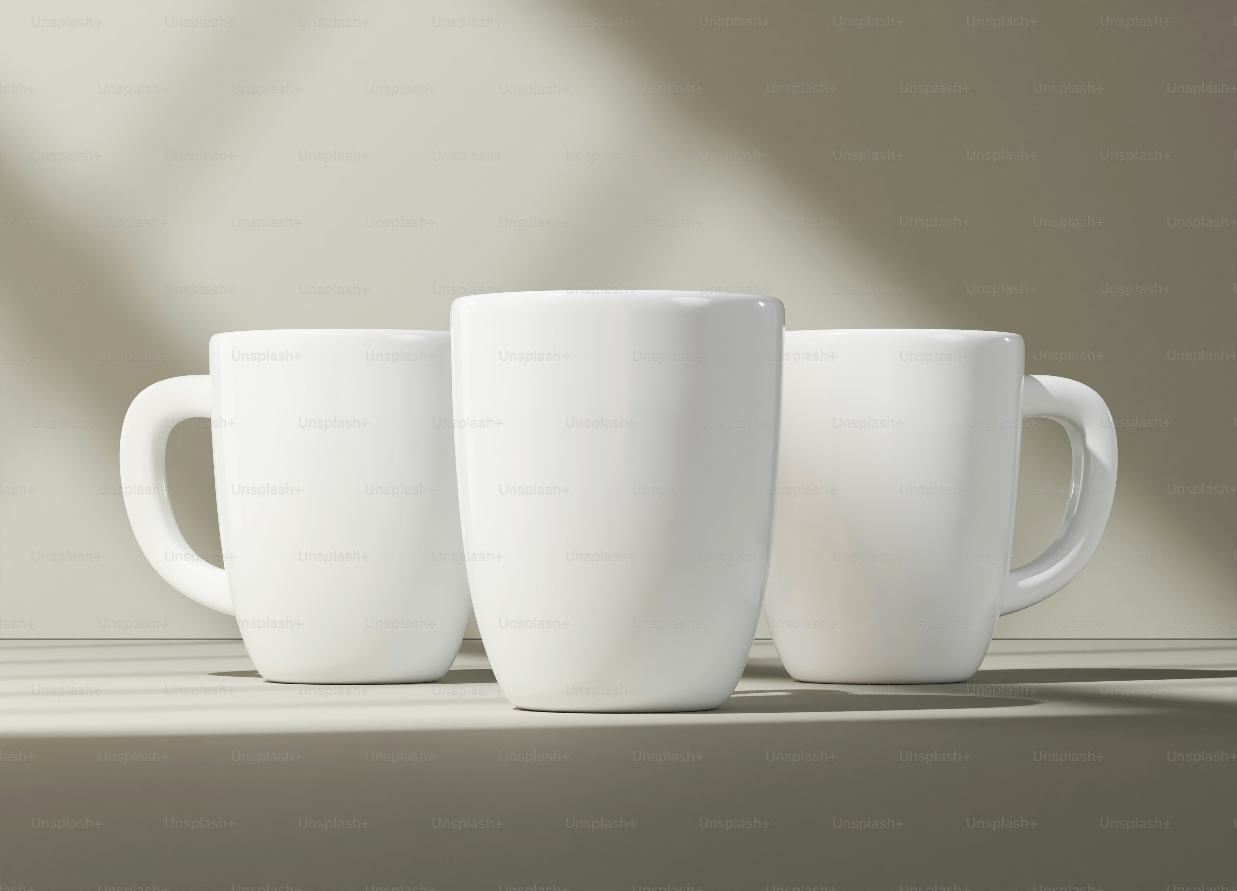 Trois tasses à café blanches posées sur un comptoir photo – Image de ...