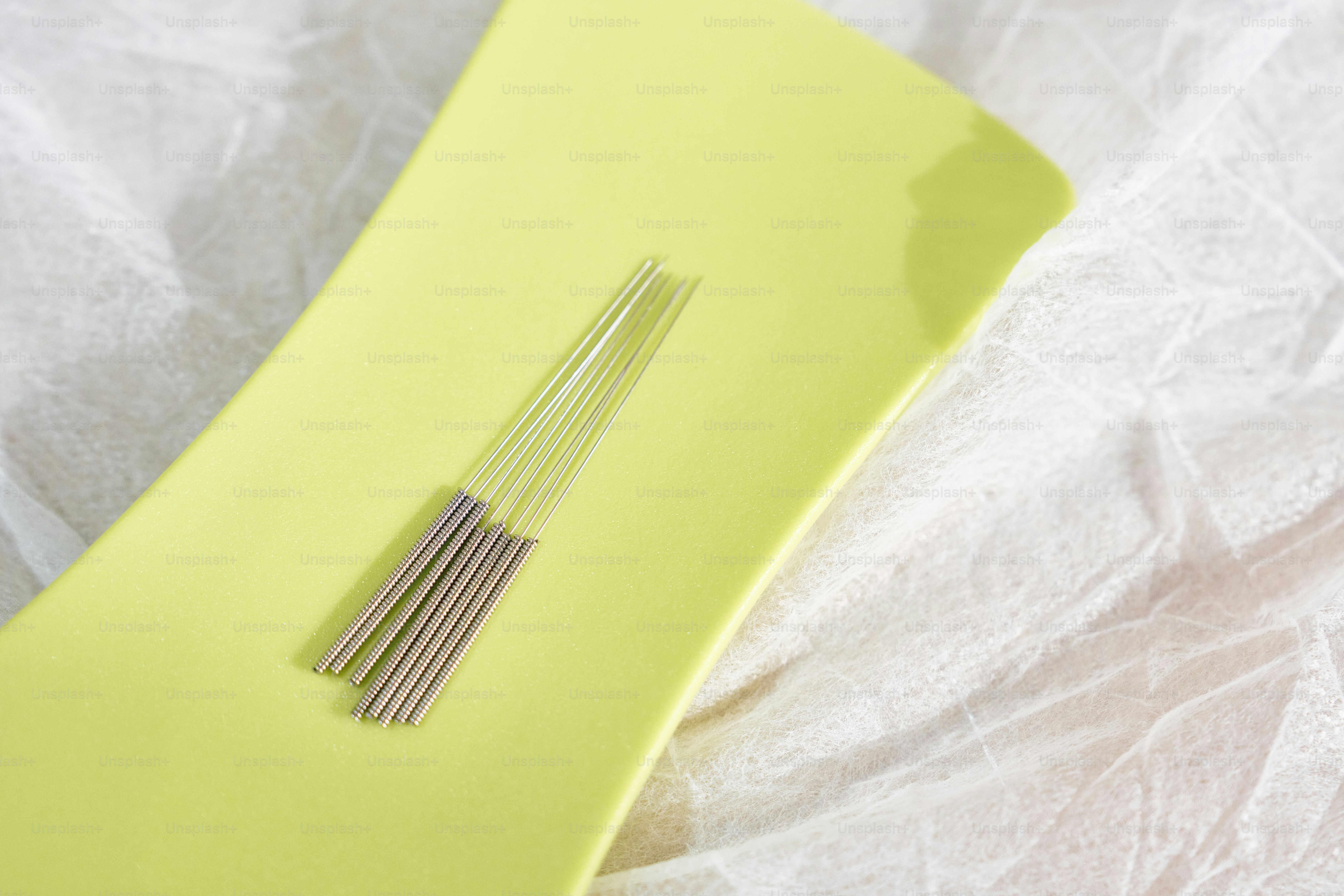 A pair of straws sitting on top of a yellow plate photo – Cosmetics ...