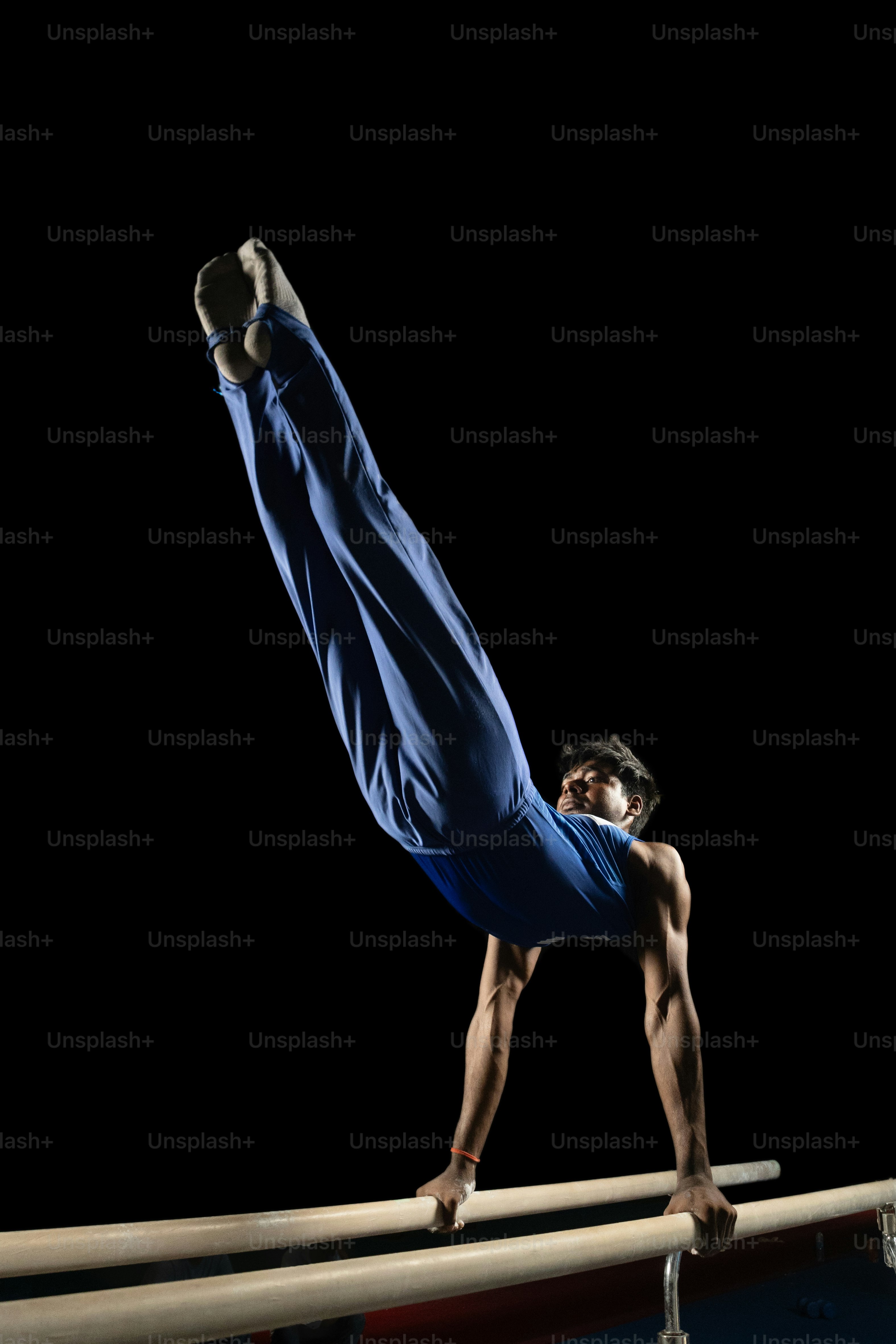 Un homme fait le poirier sur une poutre photo – Image de Sportif sur ...