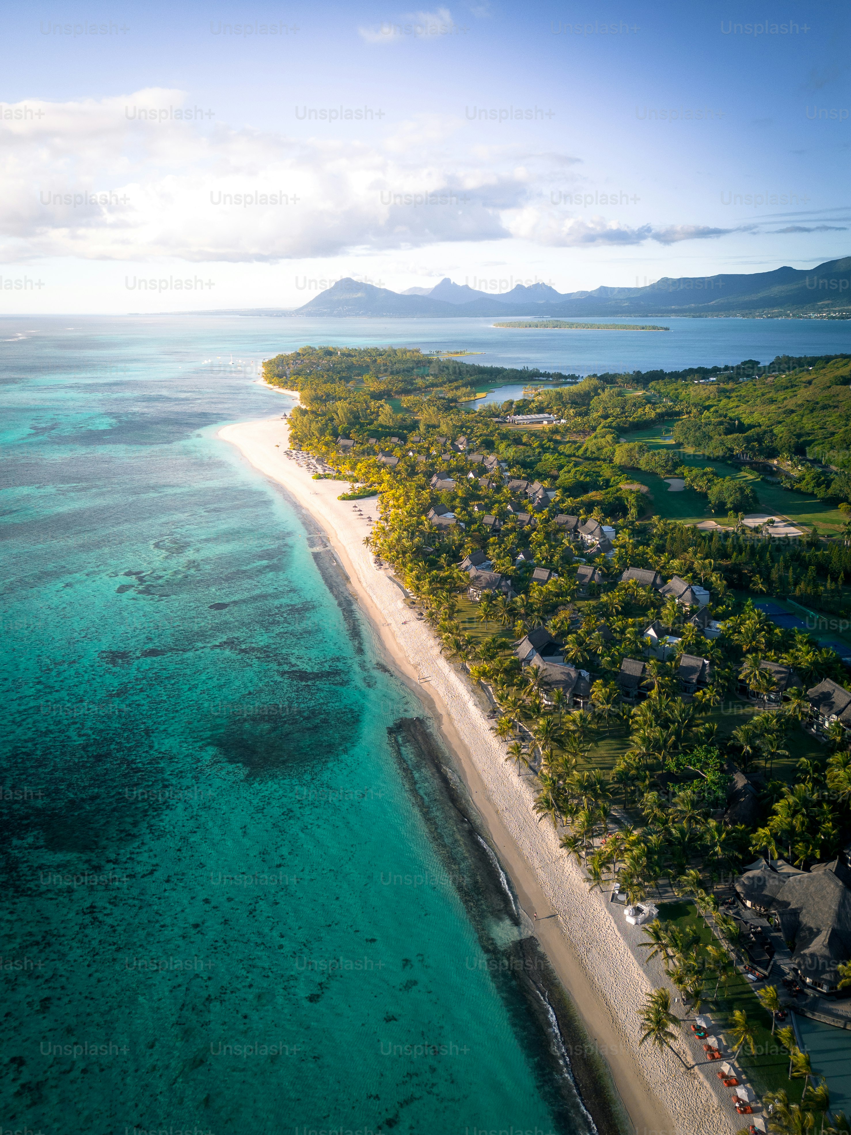 Une vue aérienne d’une plage avec des bateaux dans l’eau photo – Image ...