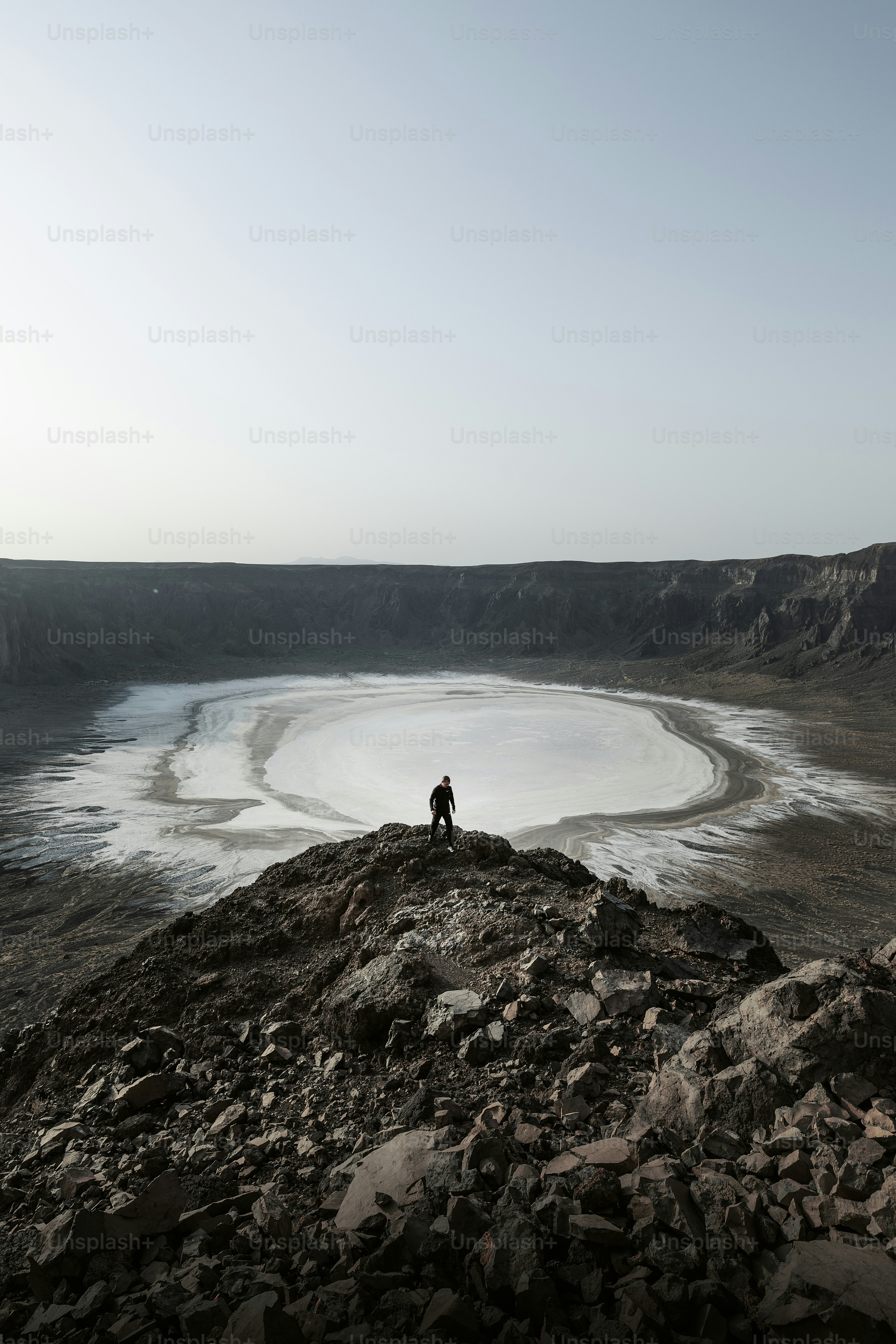 Una persona de pie en la cima de una colina rocosa foto – Imagen de ...