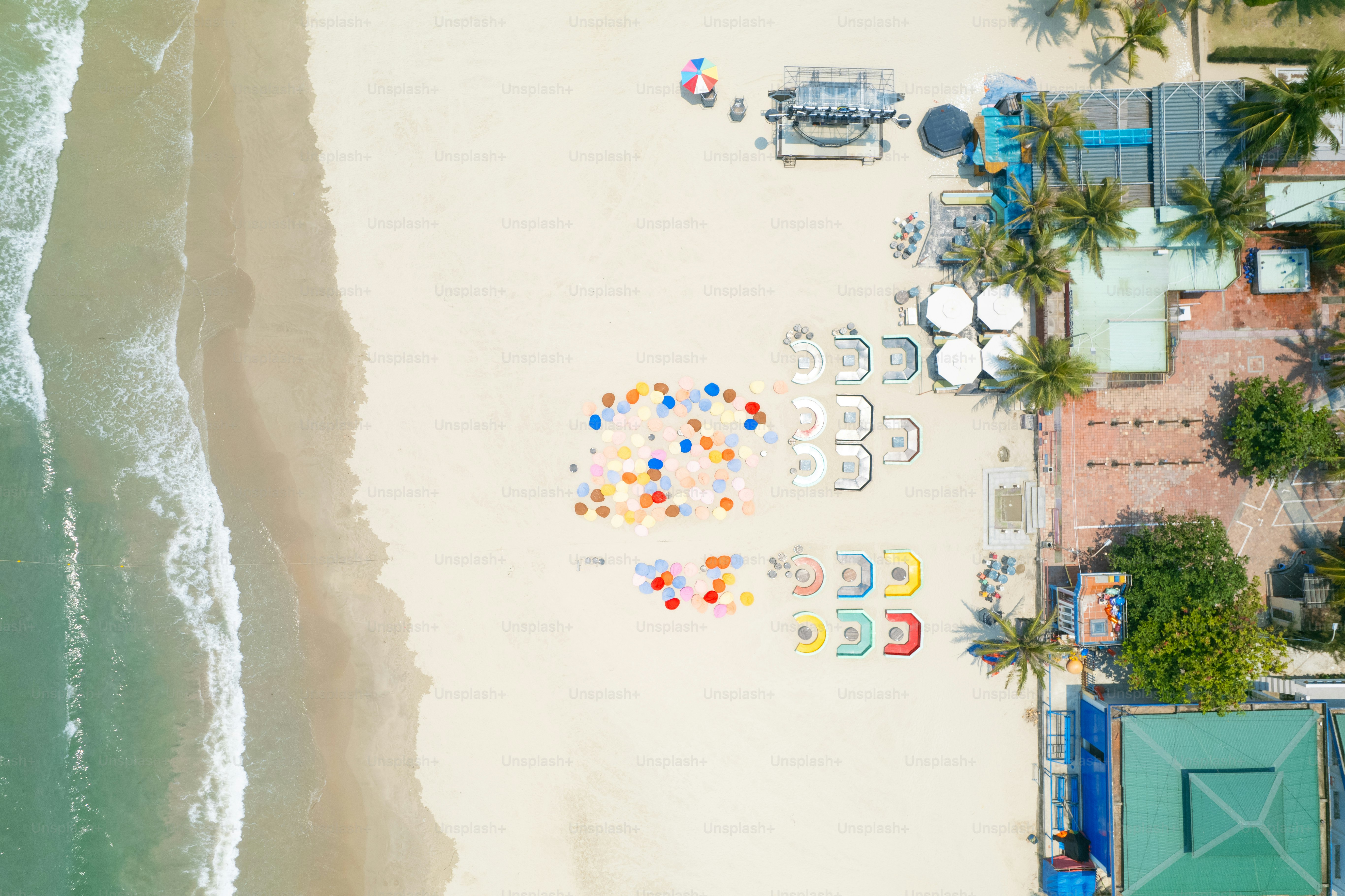 A bird's eye view of a beach and ocean photo – Sea beach Image on Unsplash