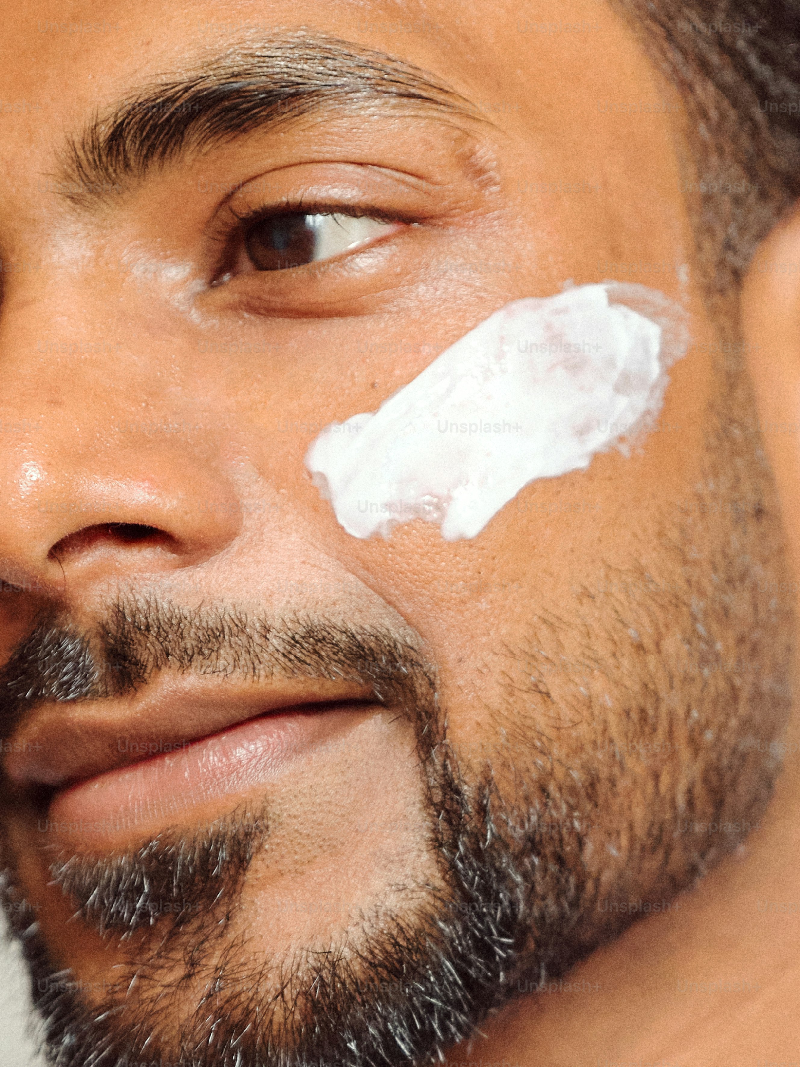 Un hombre afeitándose la cara con una mascarilla facial foto – Imagen ...