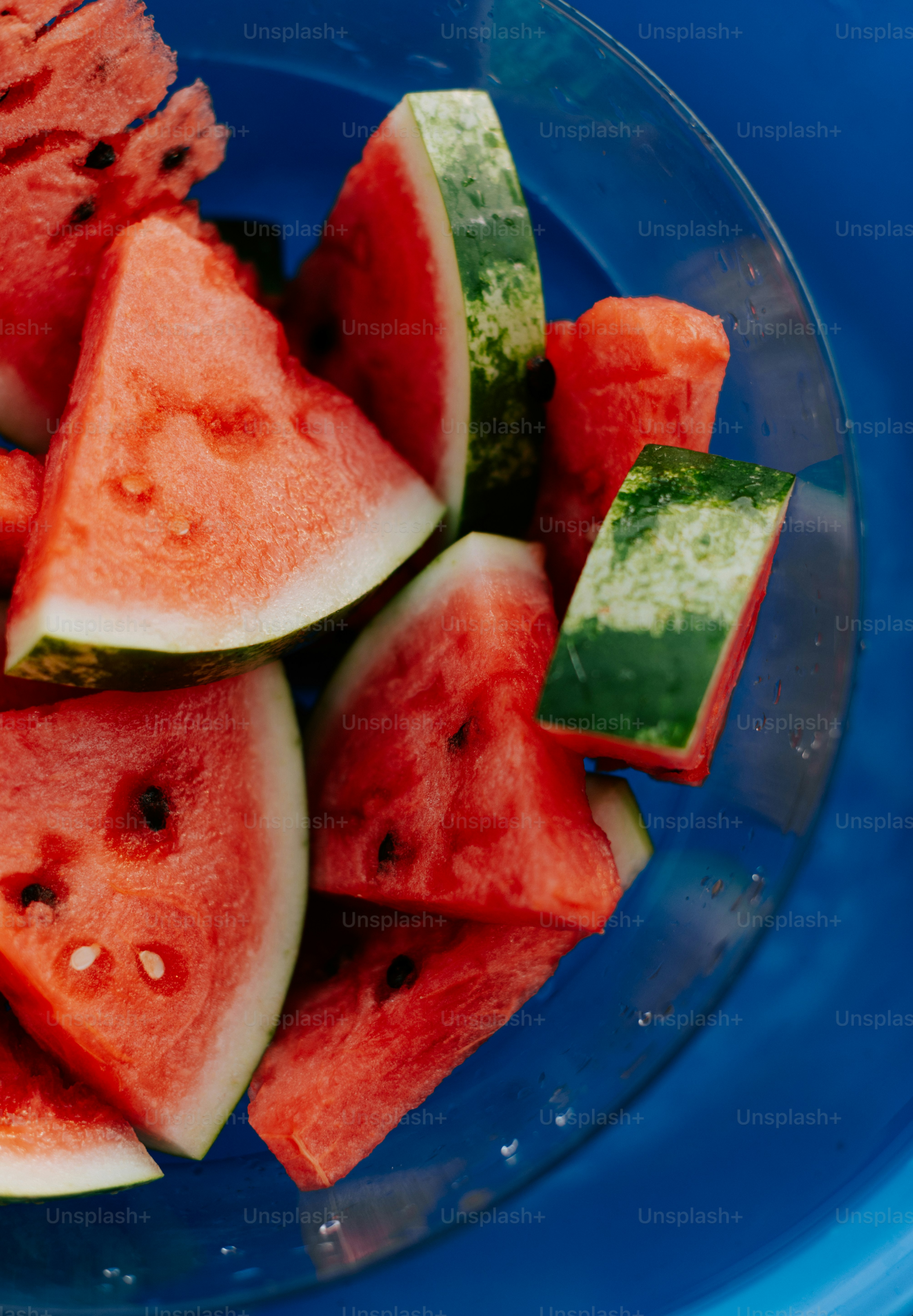 A blue bowl filled with slices of watermelon photo – Fresh fruit Image ...