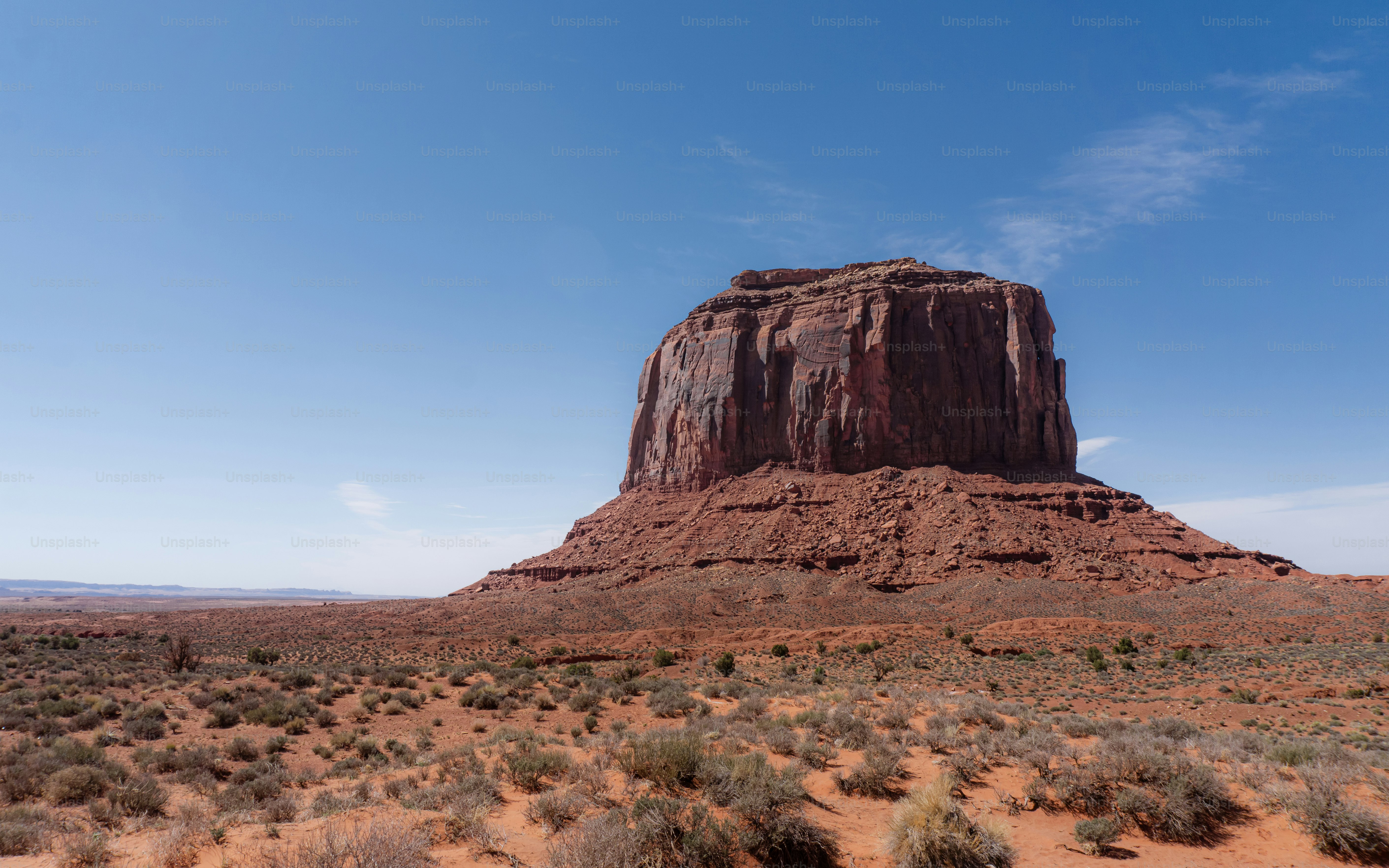 Une grande formation rocheuse au milieu d’un désert photo – Image de ...