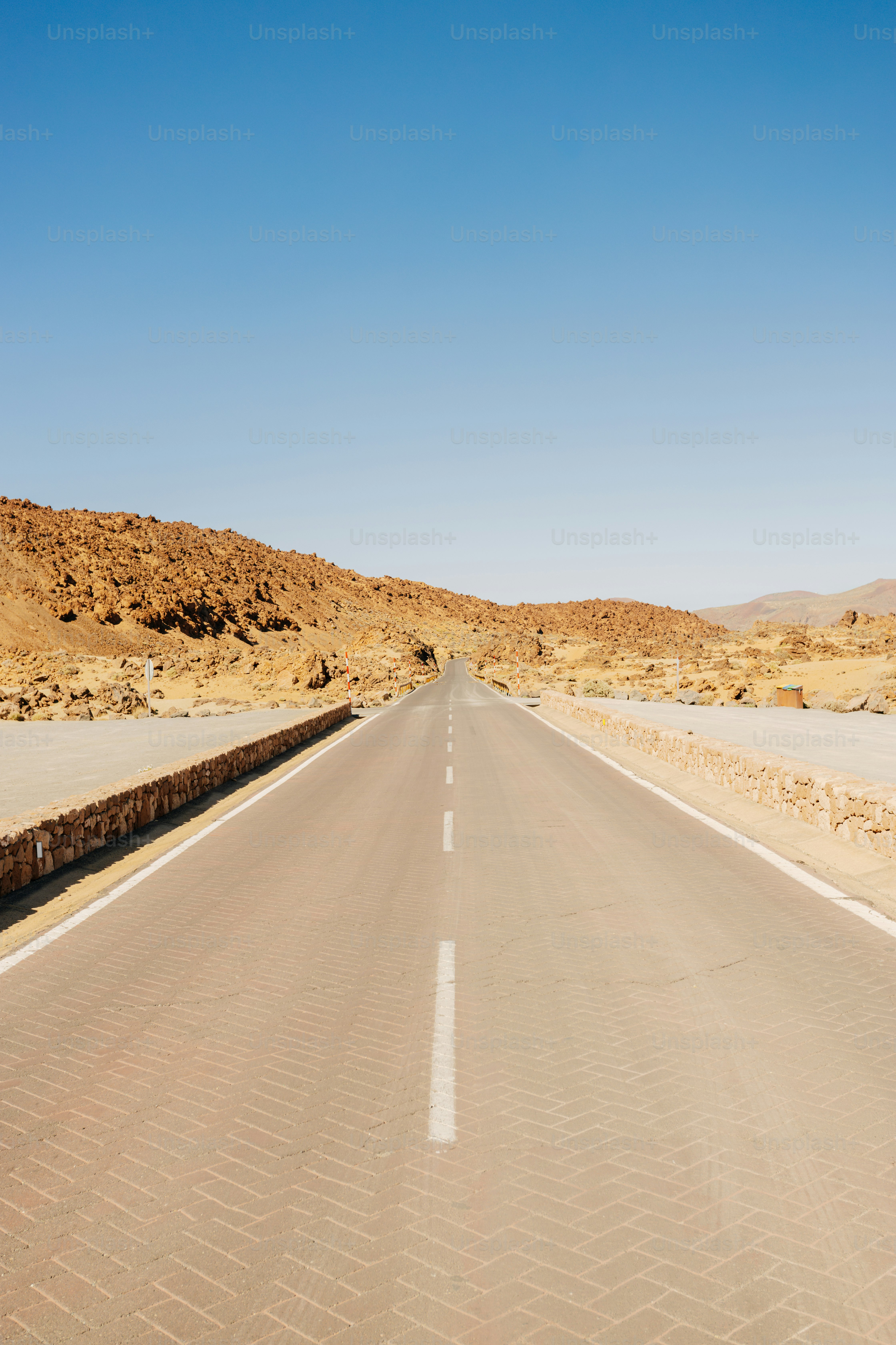 An empty road in the middle of the desert photo – Road Image on Unsplash