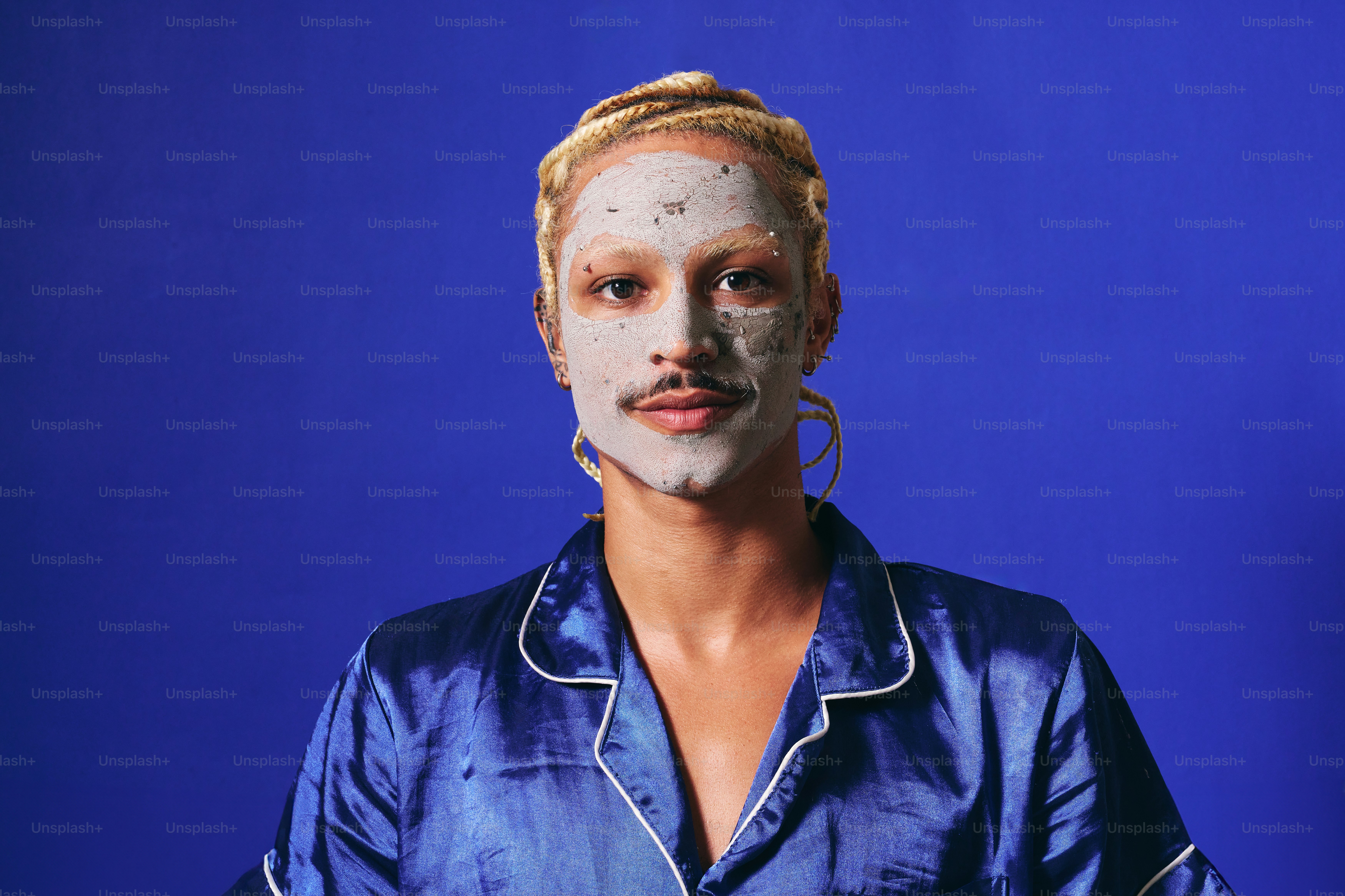 A man with a white mask on his face photo – Black model Image on Unsplash