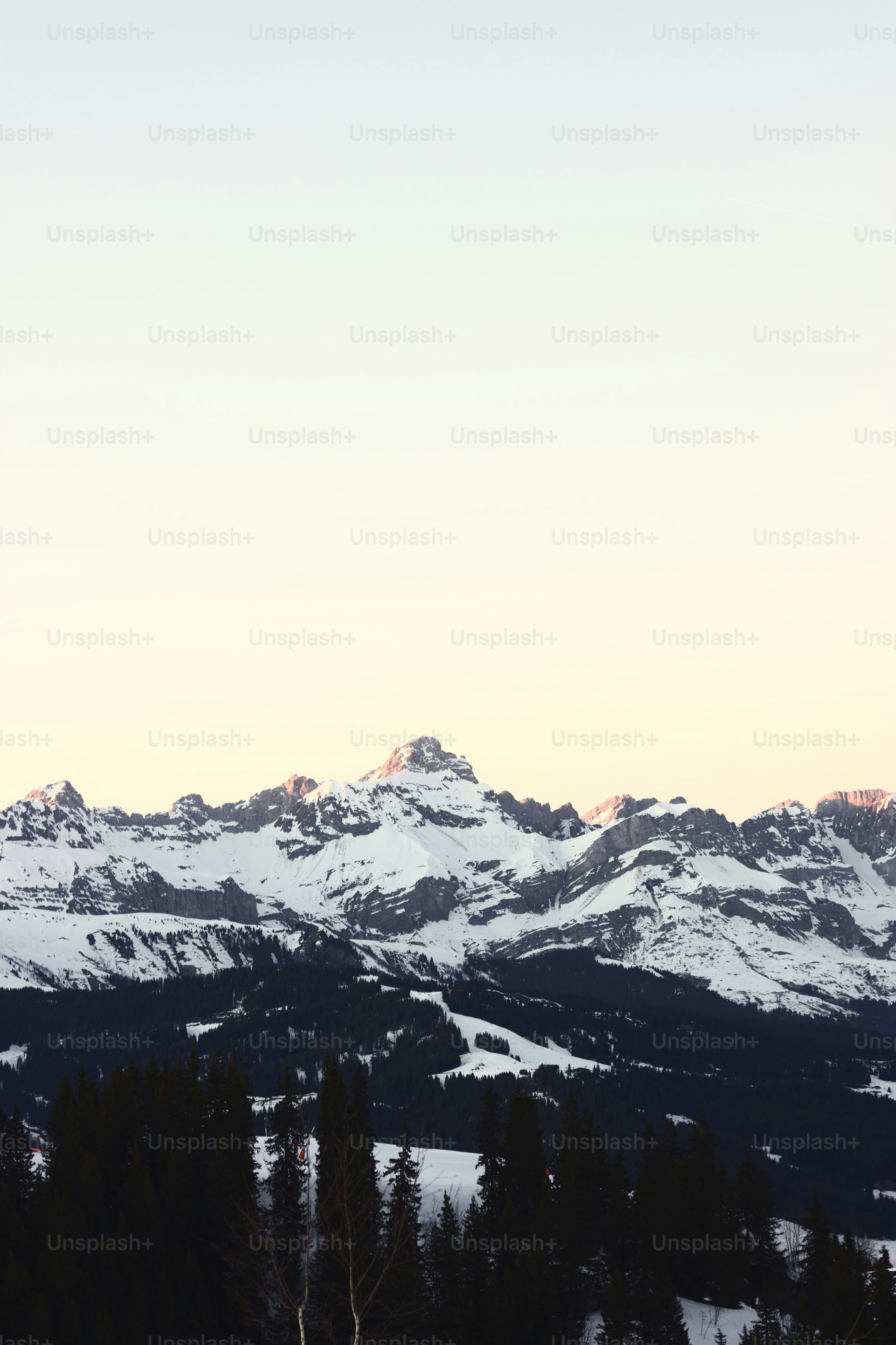 Une petite cabane au milieu d’une montagne enneigée photo – Image de ...
