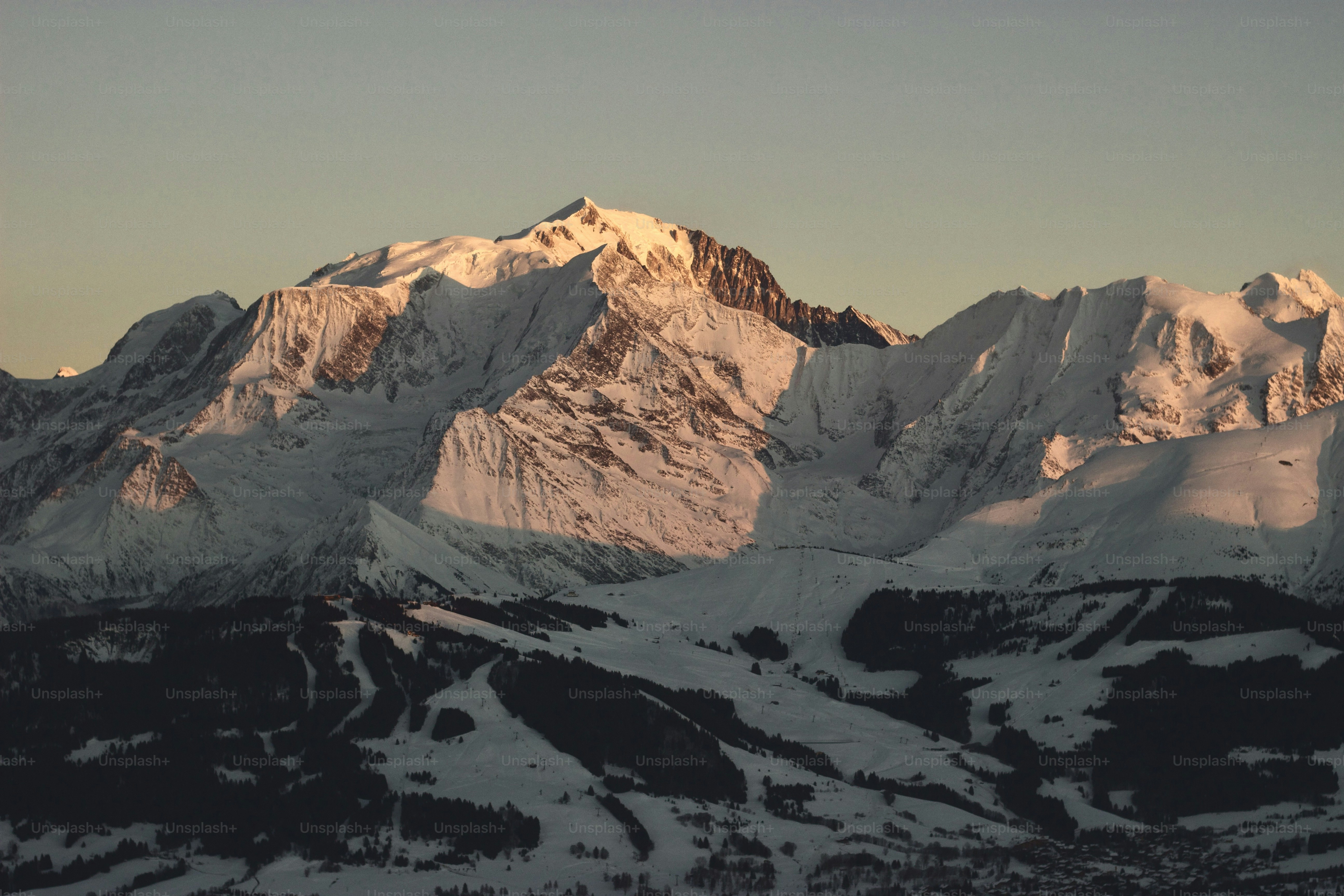 Une petite cabane au milieu d’une montagne enneigée photo – Image de ...