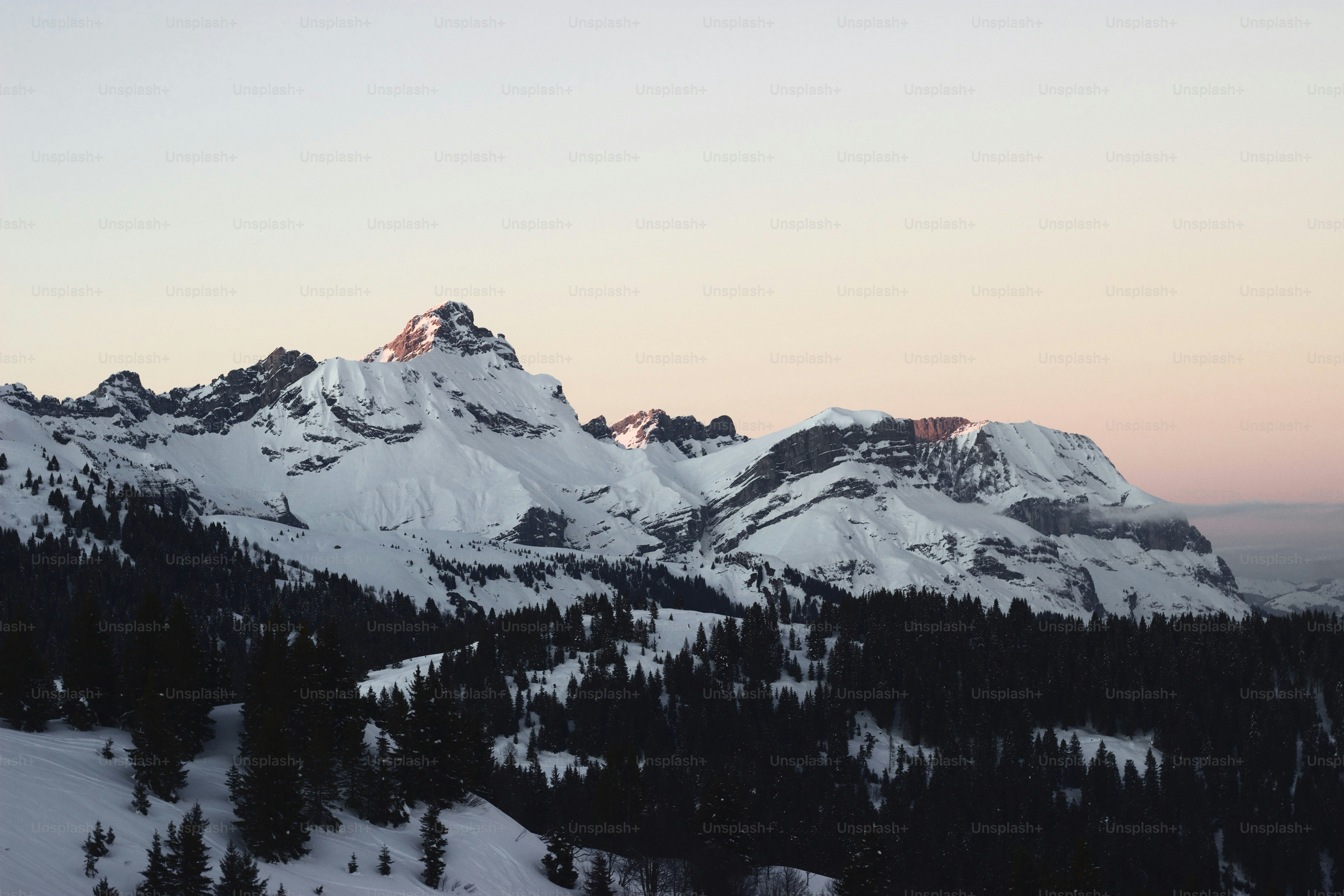 Une petite cabane au milieu d’une montagne enneigée photo – Image de ...