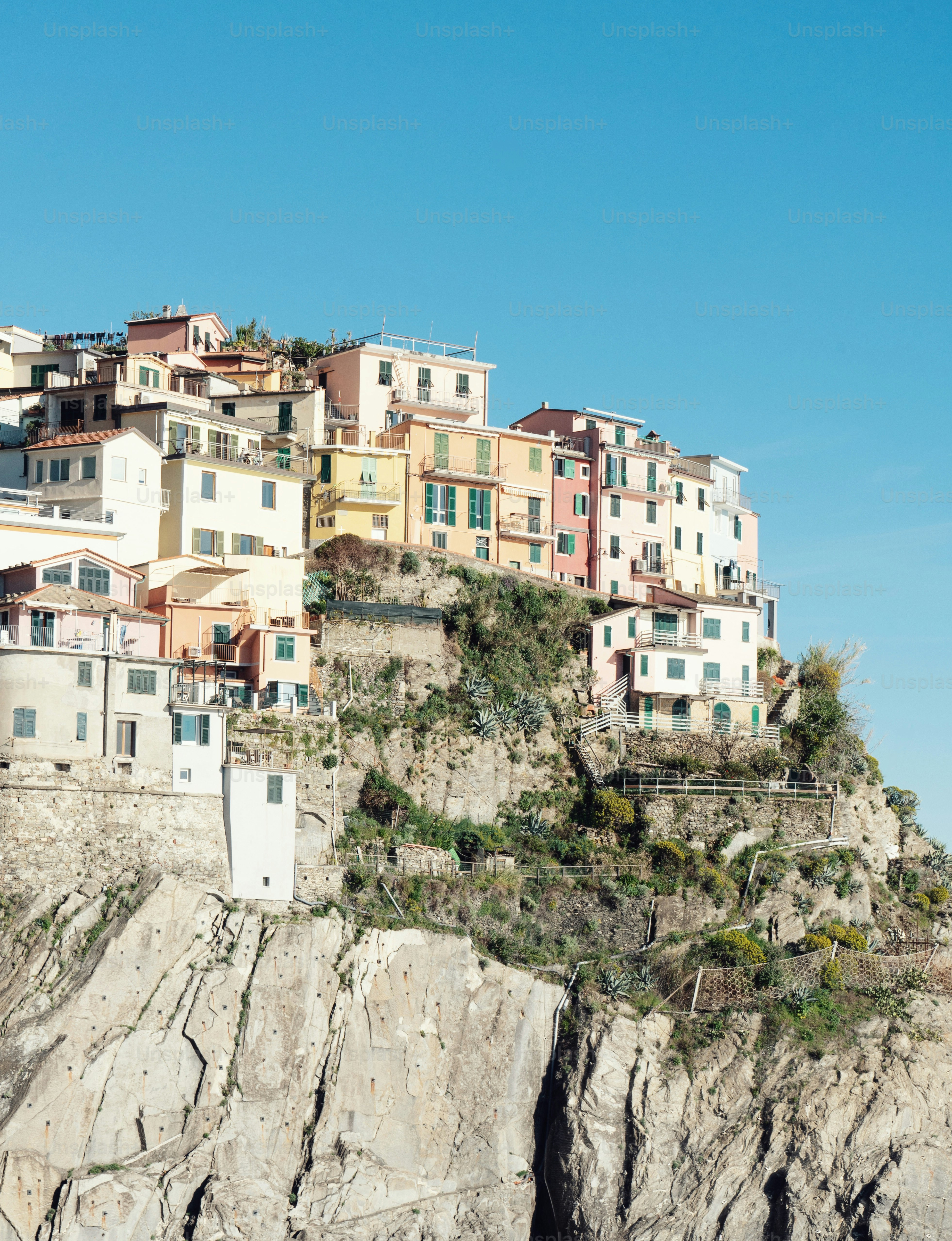 A small village on a cliff overlooking the ocean photo – Manarola Image ...