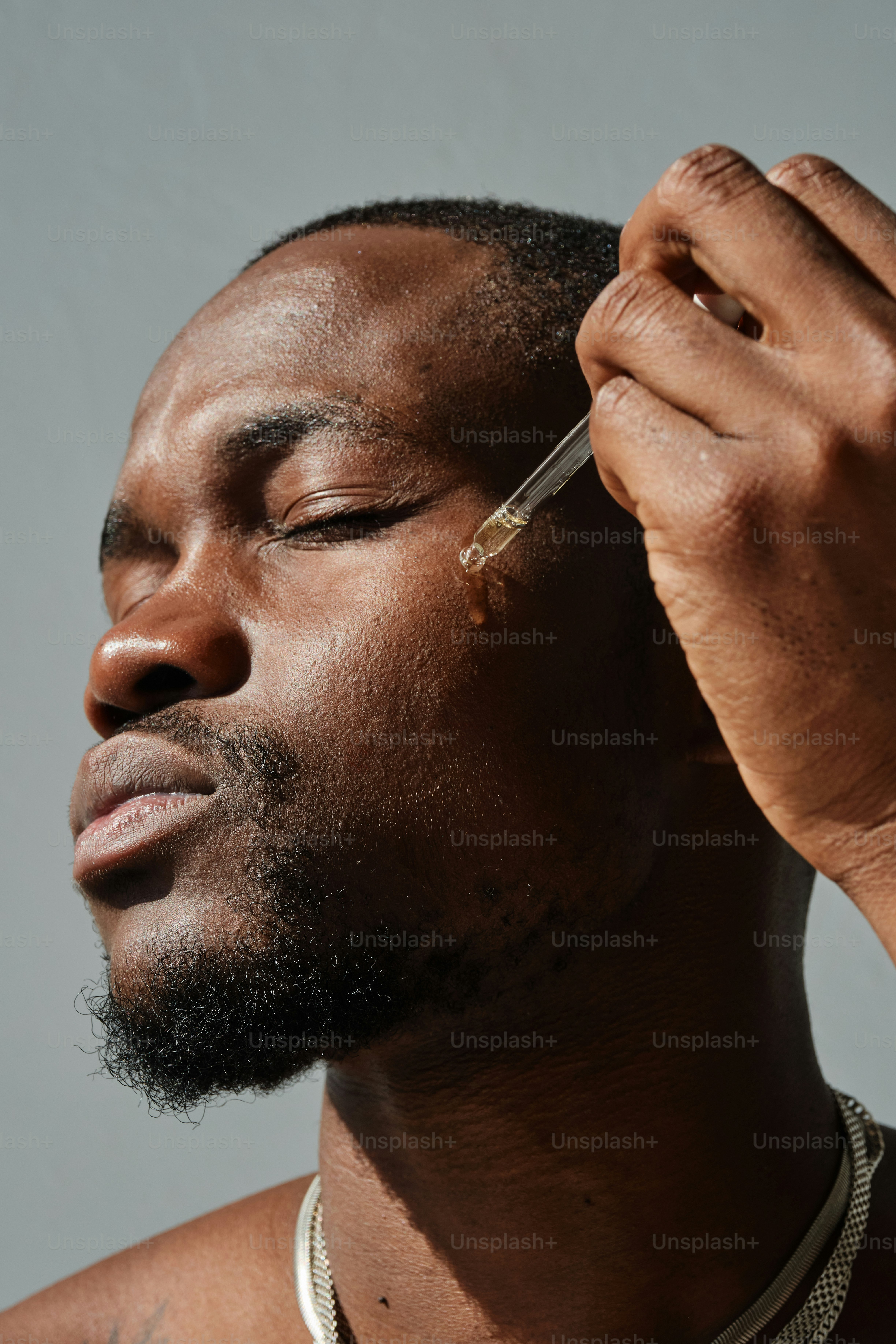 A man with a gold eye patch on his face photo – Black Image on Unsplash
