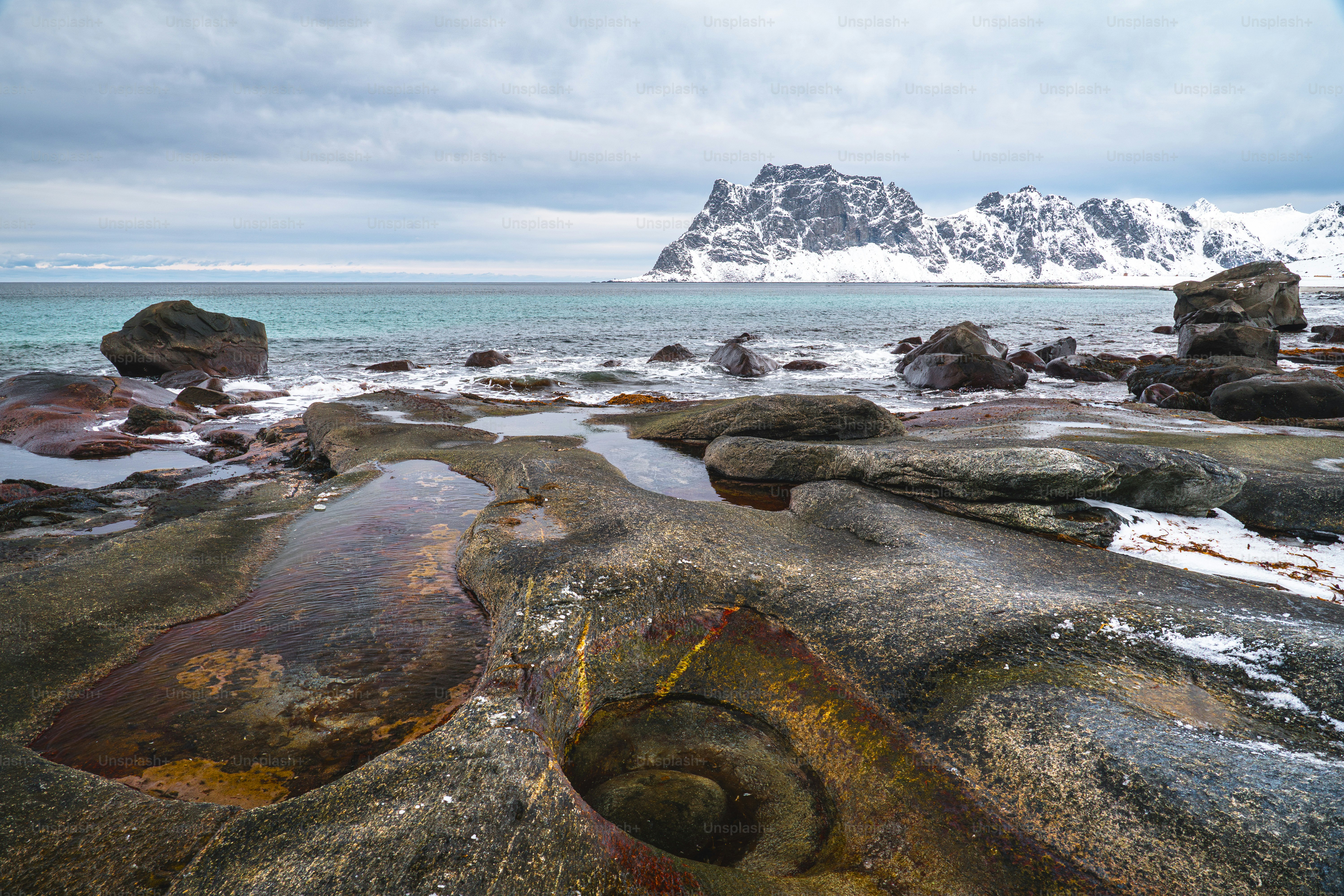 Uma praia rochosa coberta de muitas rochas foto – Imagem sobre Papel de ...