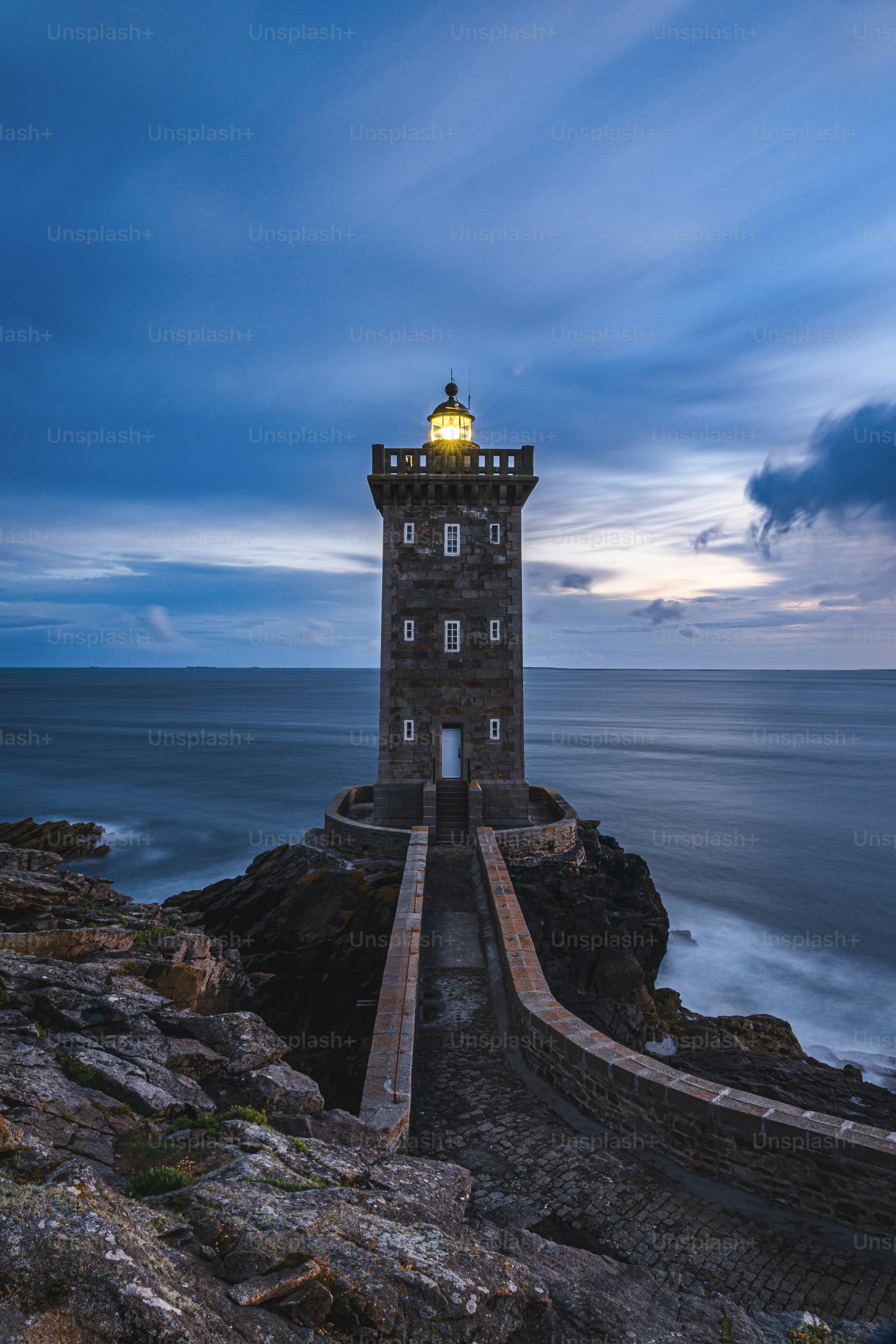 Un faro situado en lo alto de un acantilado junto al océano foto ...