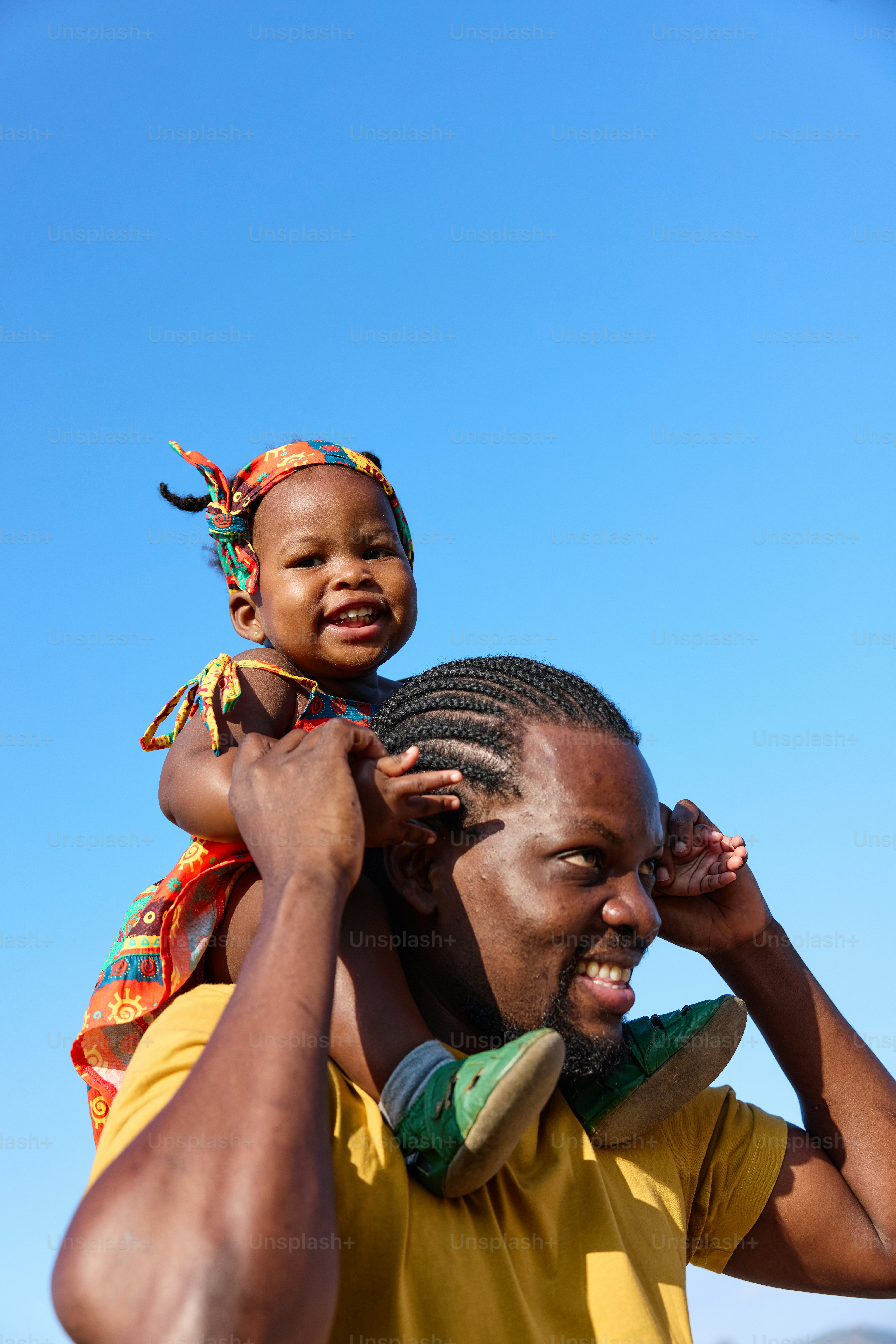 A man carrying a child on his shoulders photo – Beach Image on Unsplash