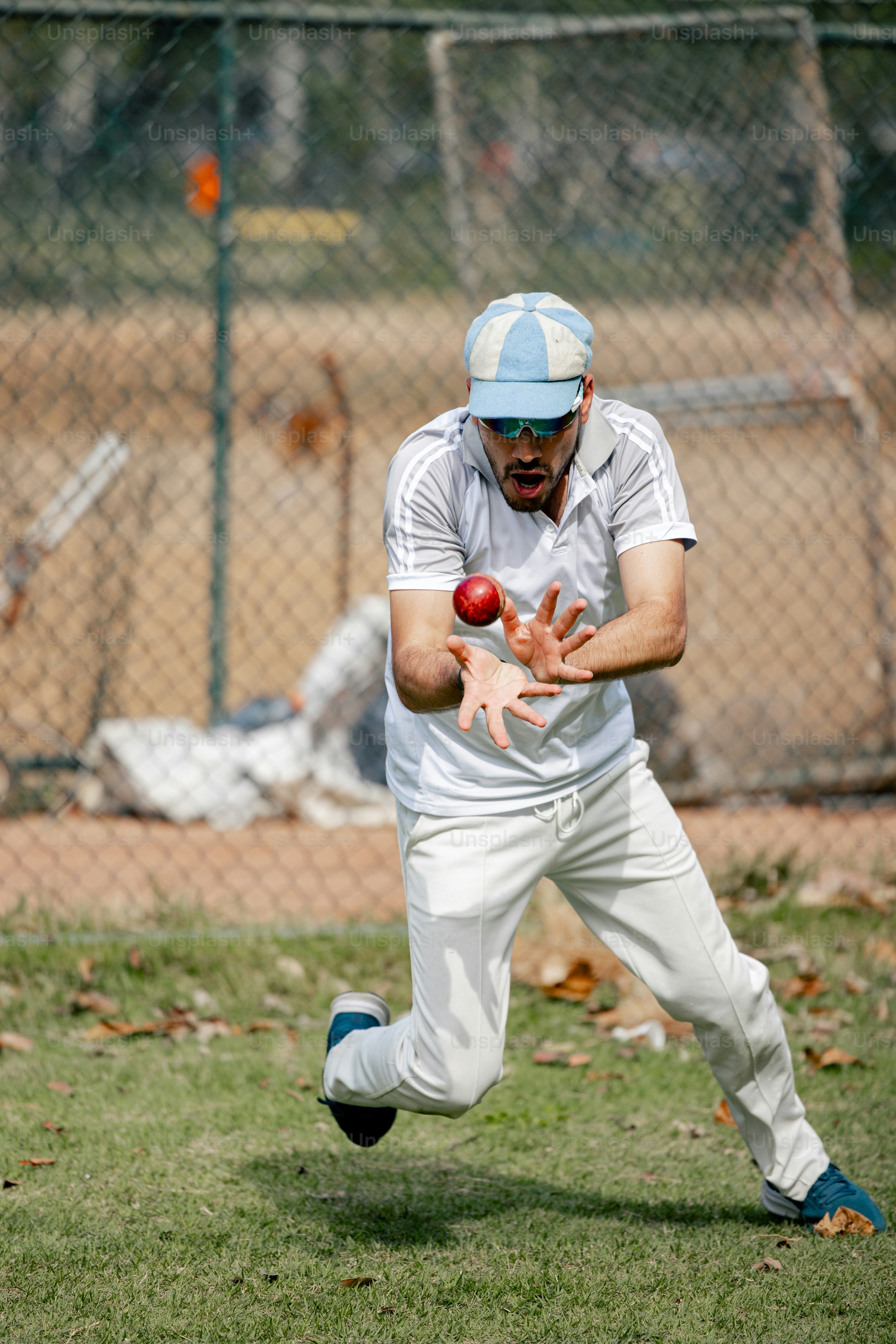 A man catching a ball in a baseball game photo – Sportswear Image on ...