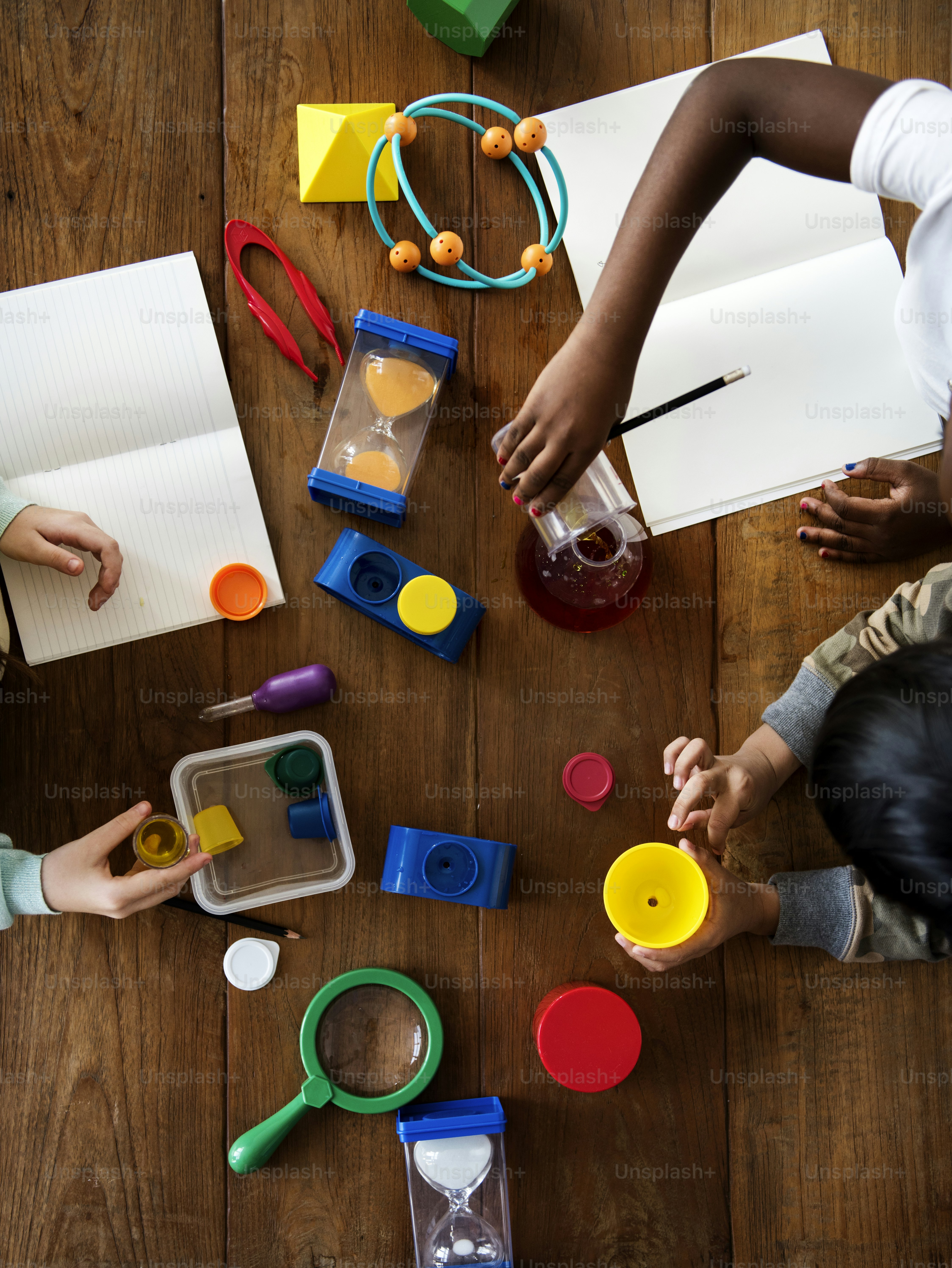 Estudiantes realizando experimentos científicos foto – Imagen de STEM ...