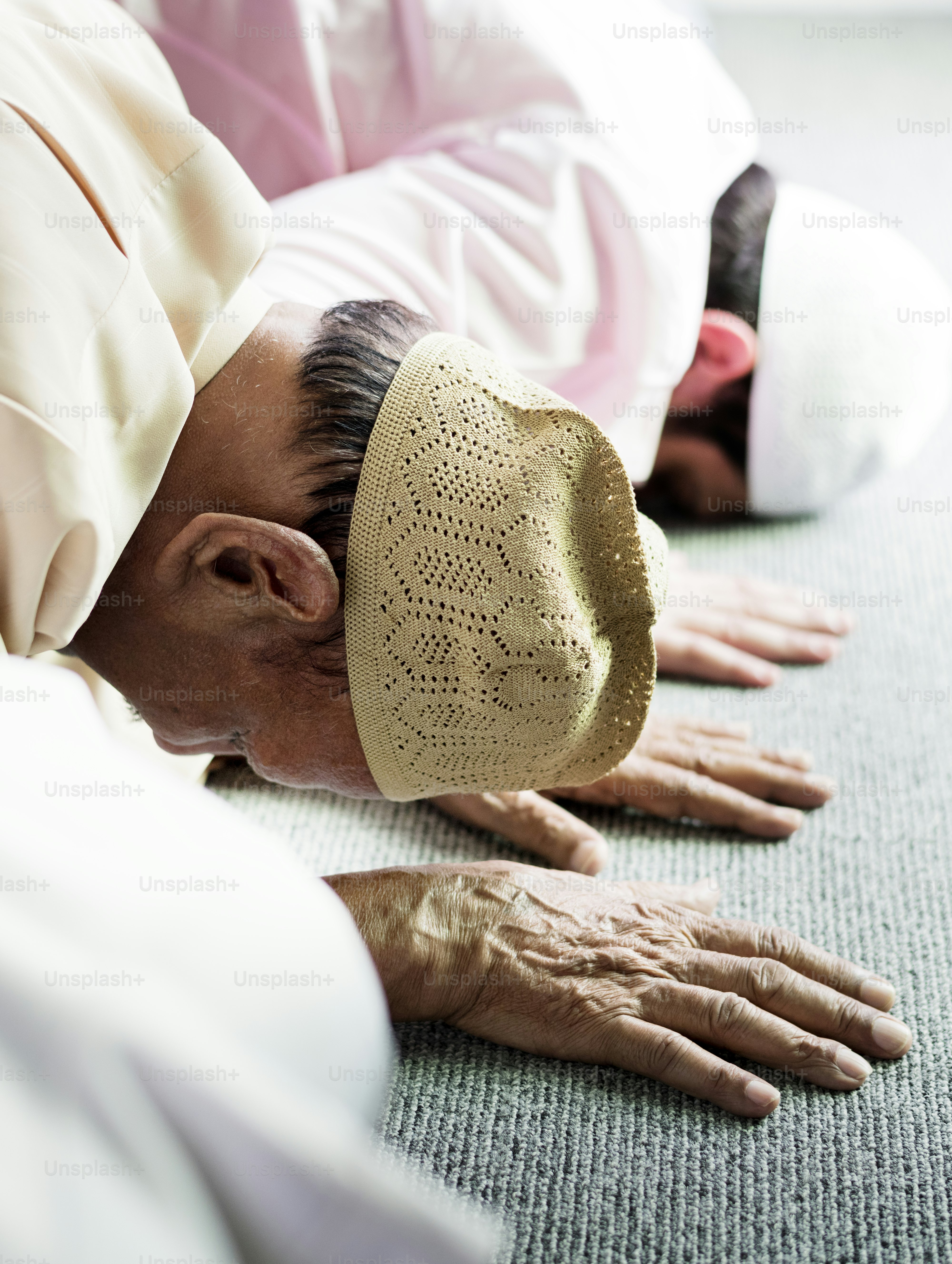 Muslim men praying during Ramadan photo – Celebration Image on Unsplash