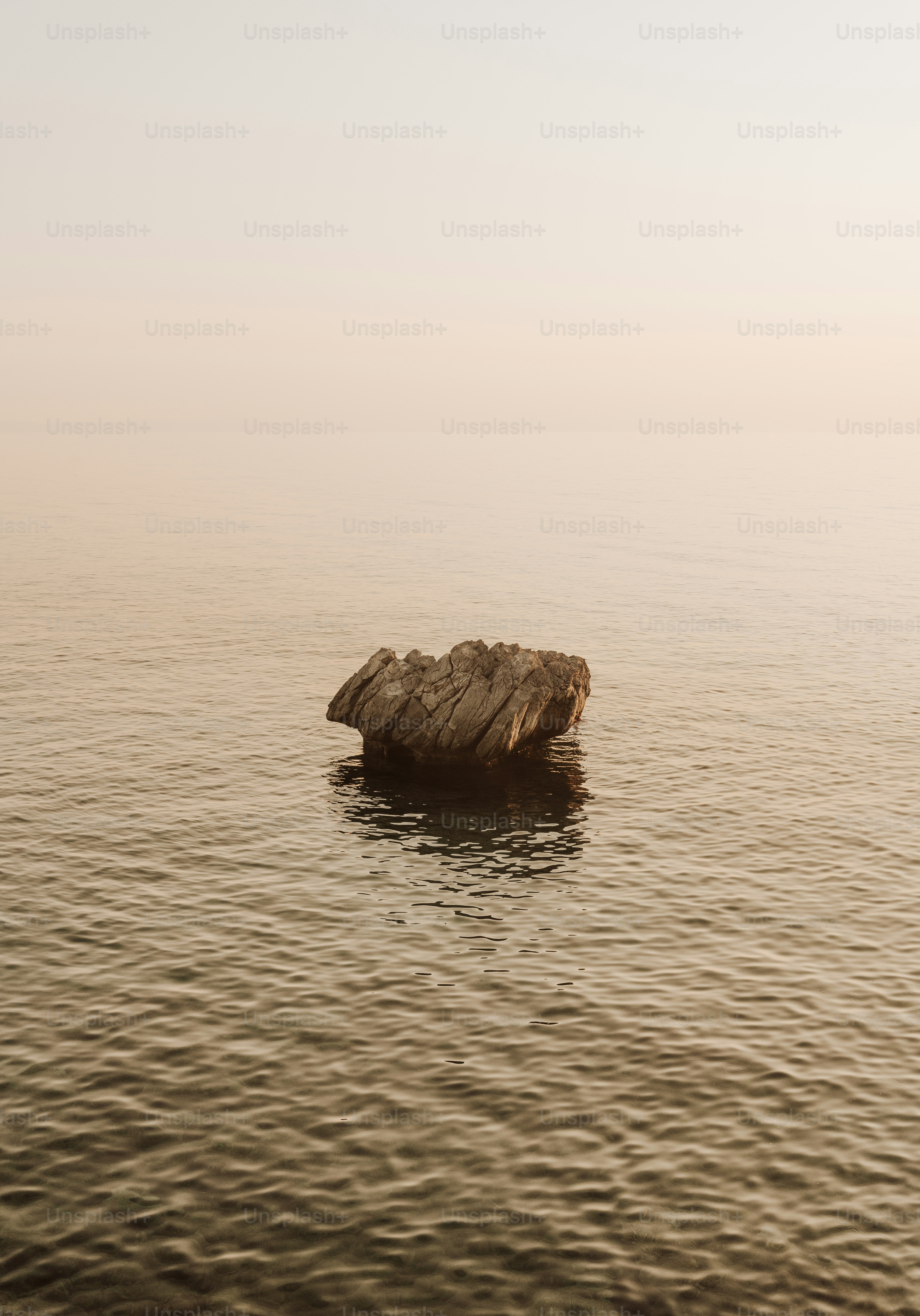 Una roca en medio de un cuerpo de agua foto – Imagen de Papel tapiz en ...