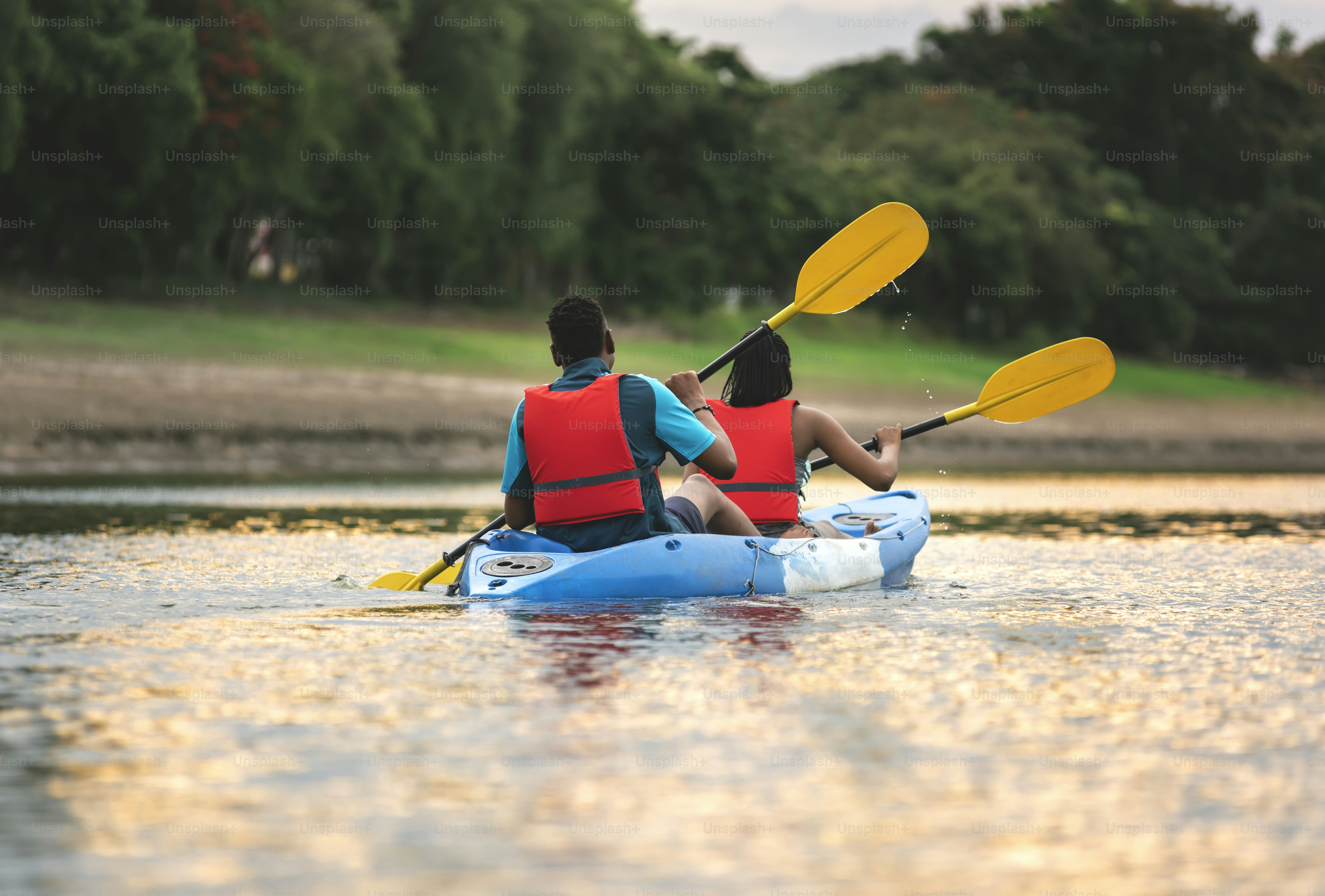 Couple canoeing in a lake photo – Sport Image on Unsplash