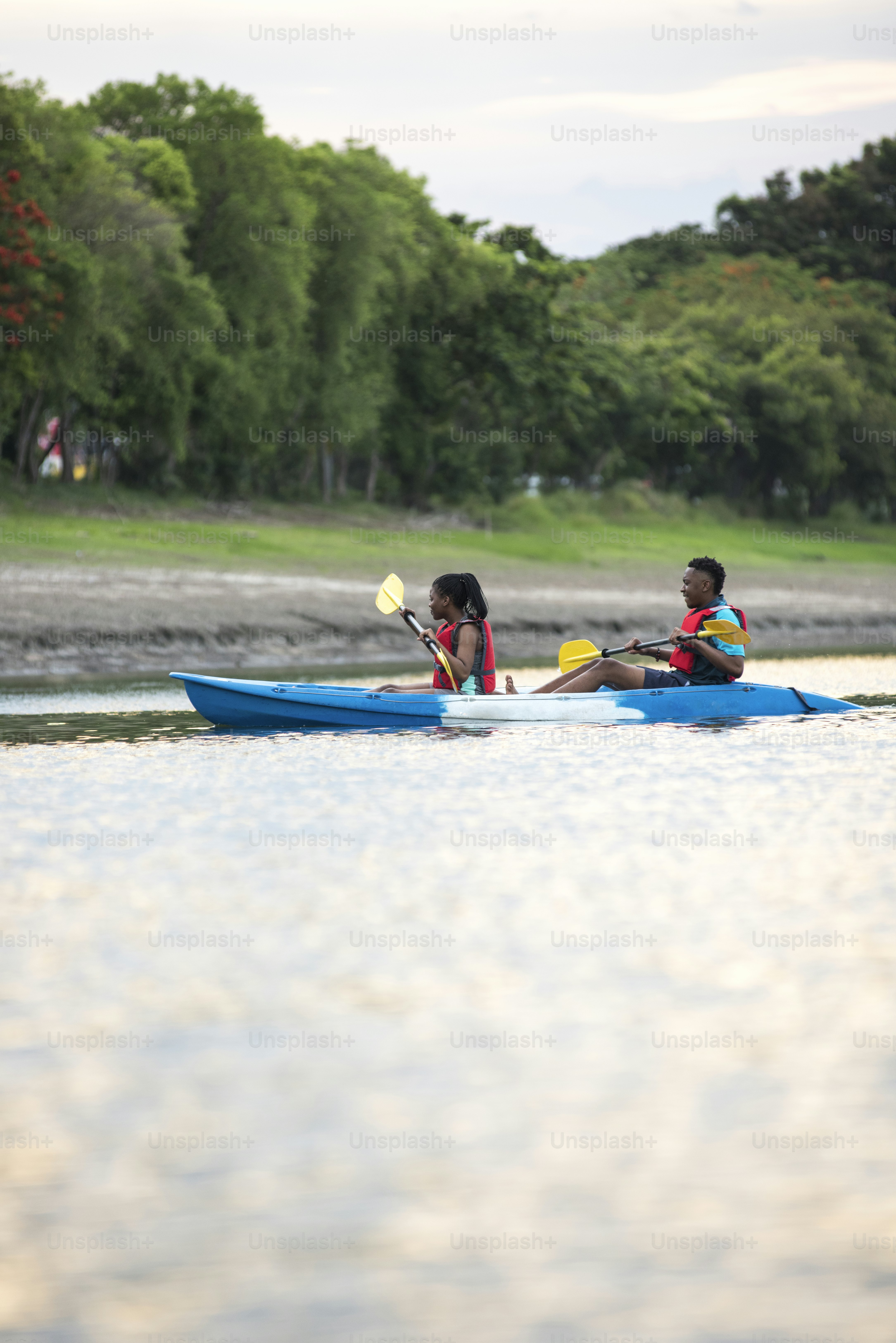 Couple canoeing in a lake photo – Paddling Image on Unsplash