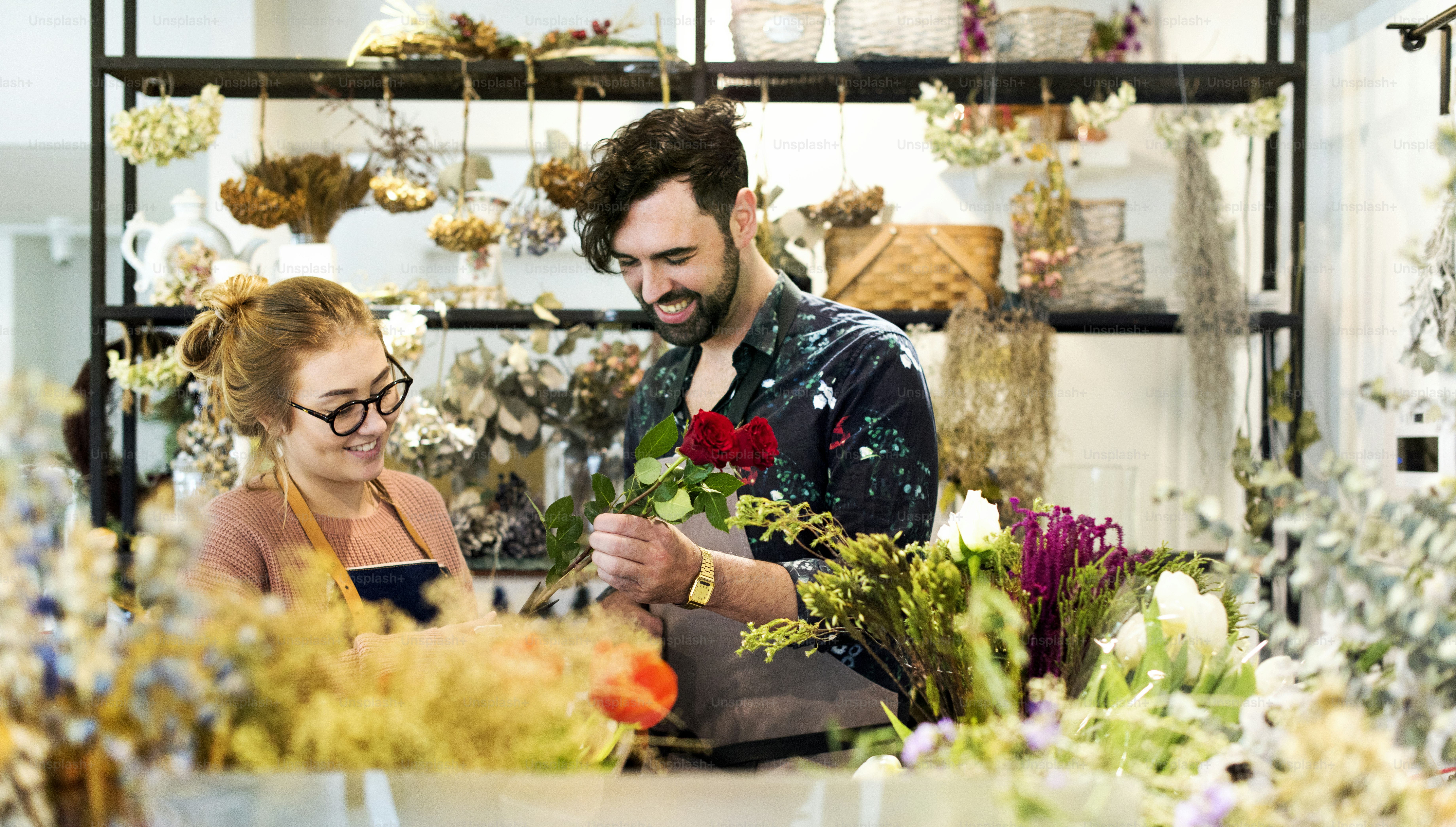 Florists making flower bouquet together photo – Colleague Image on Unsplash