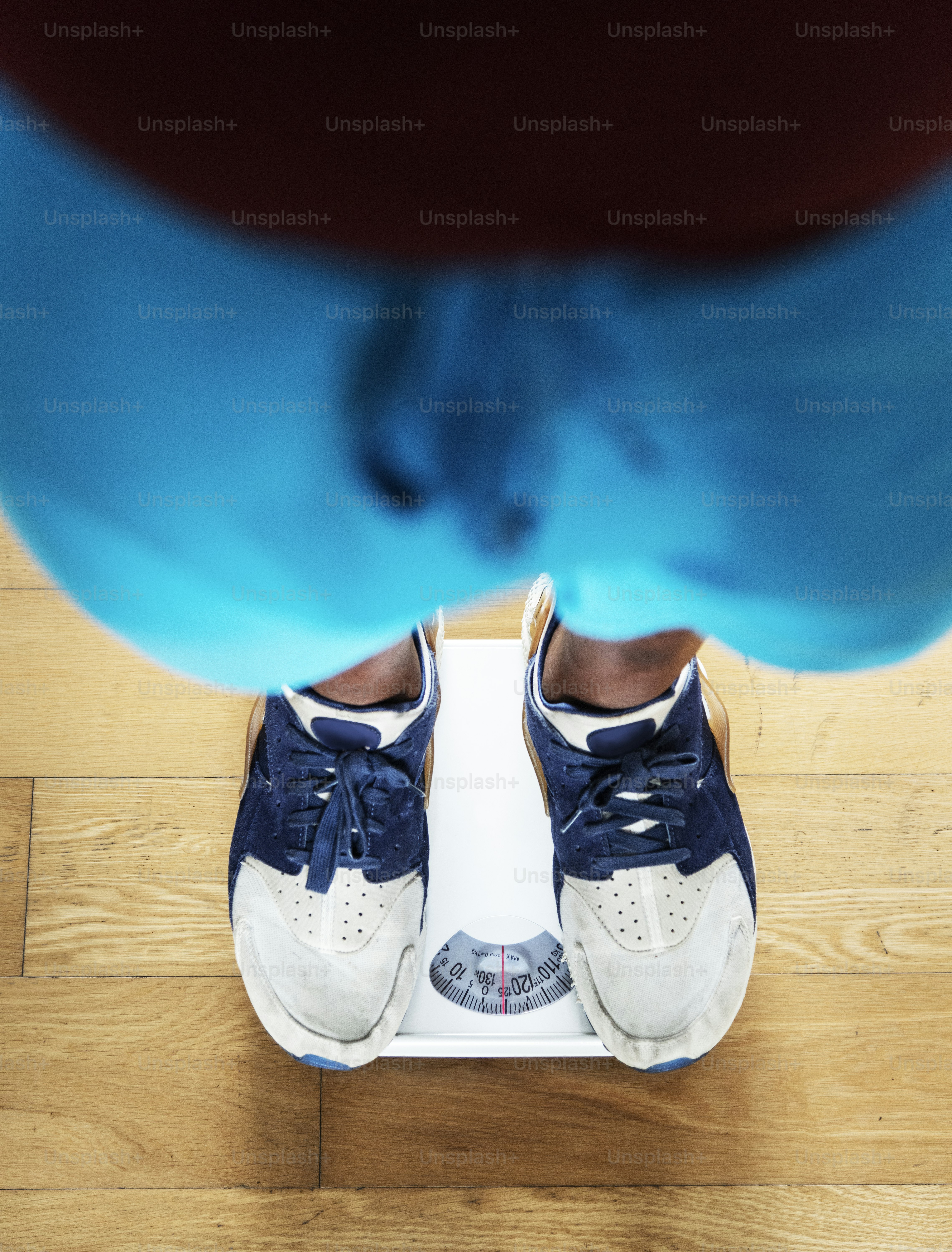 Man standing on a scale photo – Scale Image on Unsplash