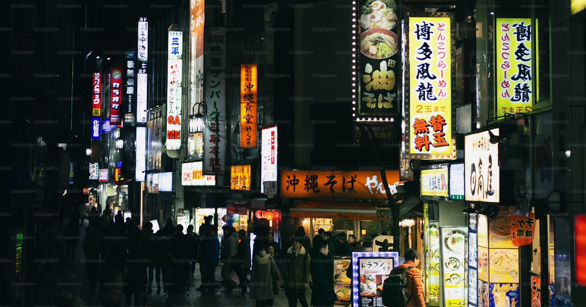 밤에 거리를 걷는 한 무리의 사람들 사진 Unsplash의 도쿄 이미지