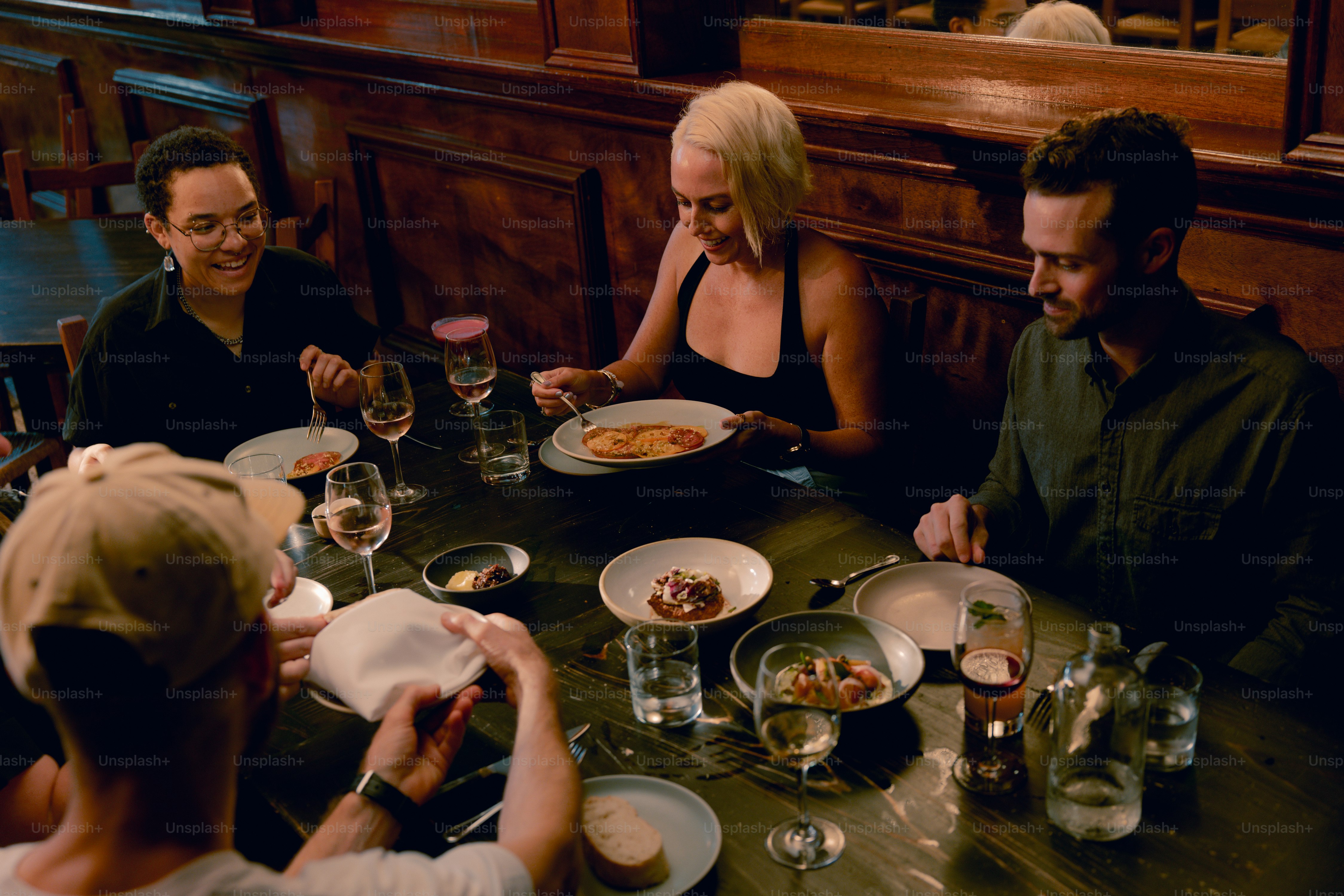 Um, grupo, de, pessoas, sentando, em, um, mesa, comer, alimento foto ...