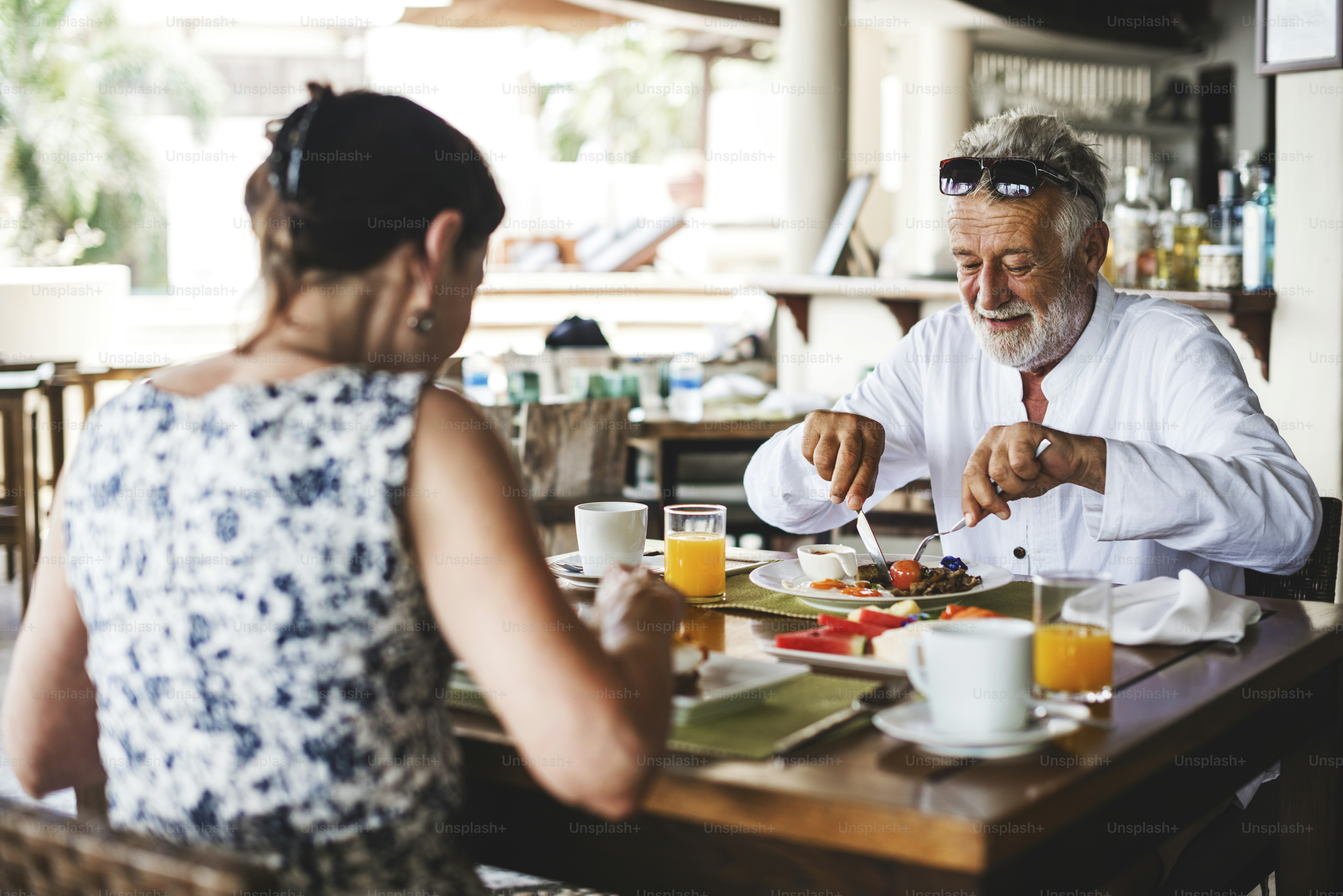 Couple eating a hotel breakfast photo – Brunch Image on Unsplash