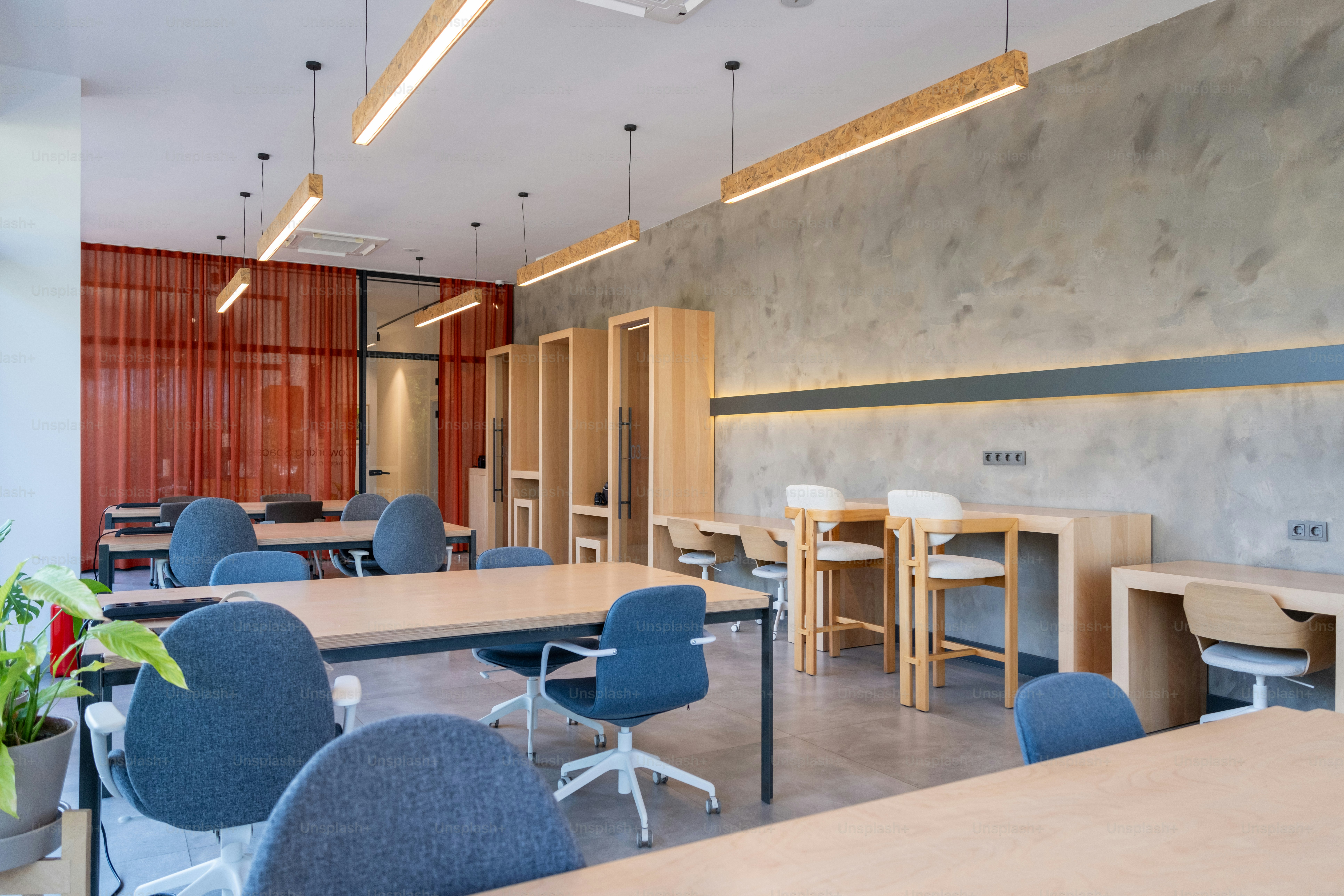 Une longue table en bois avec des assiettes blanches dessus photo ...