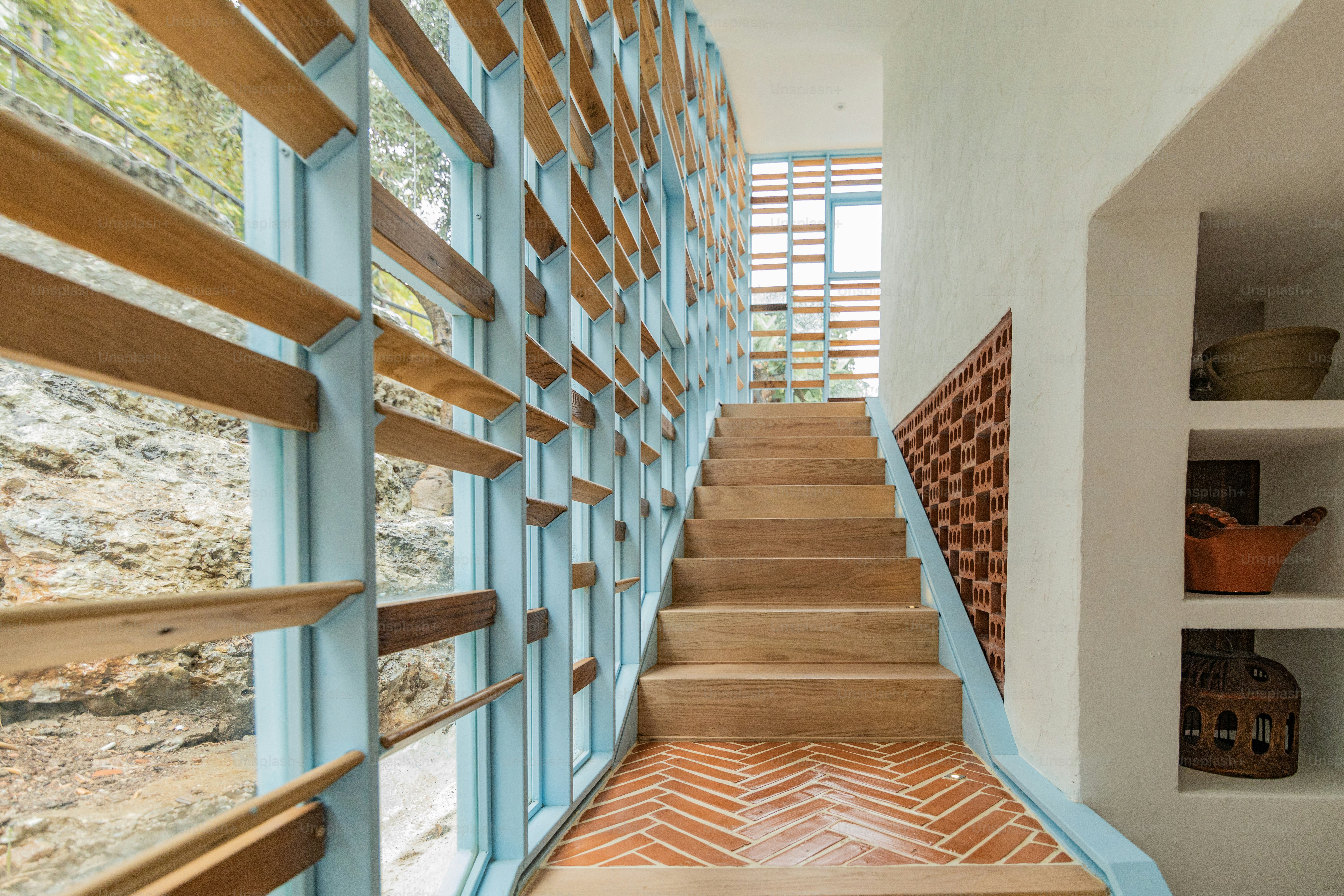 Une longue table en bois avec des assiettes blanches dessus photo ...