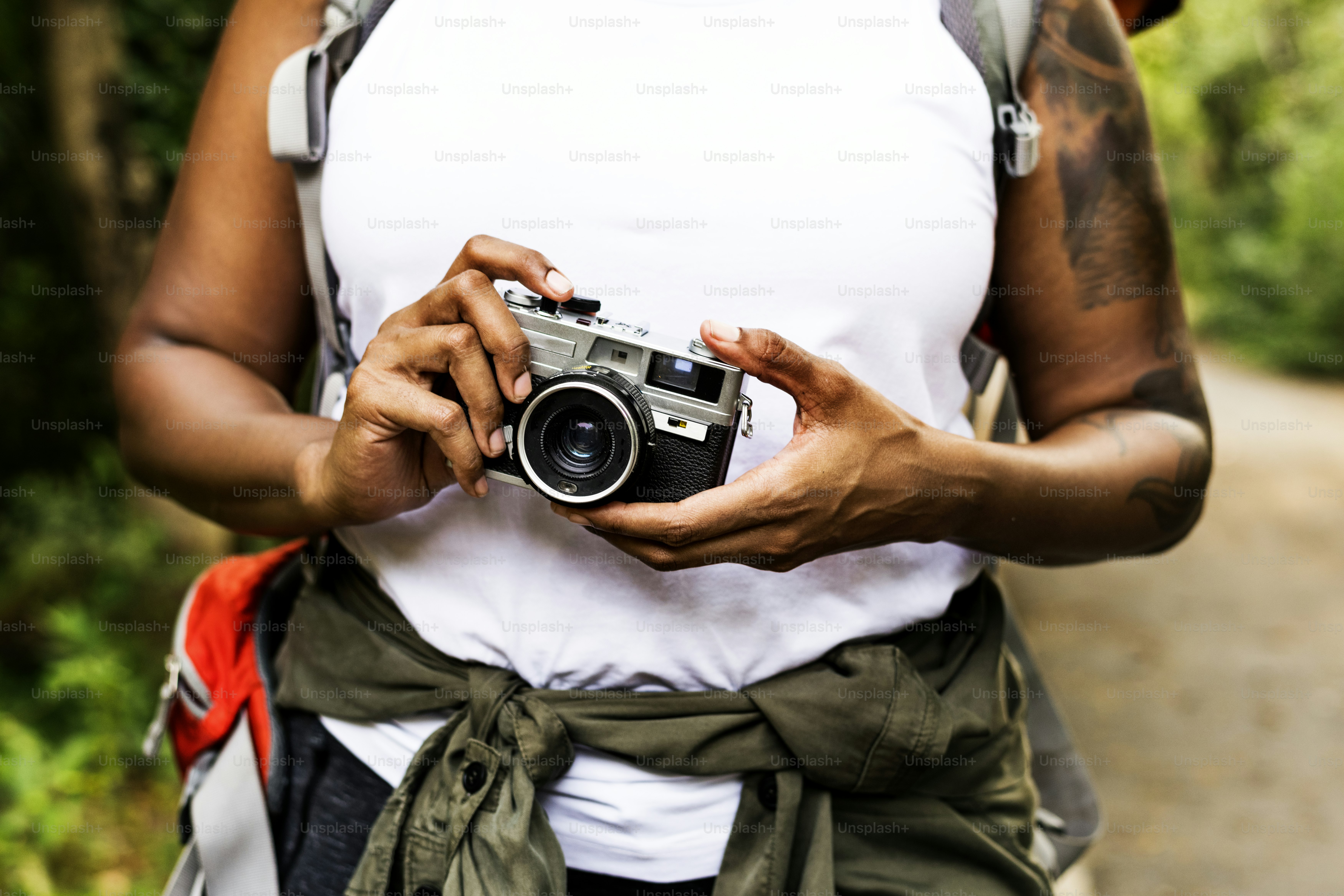 Femme avec un appareil photo analogique photo – Image de Les noirs sur ...