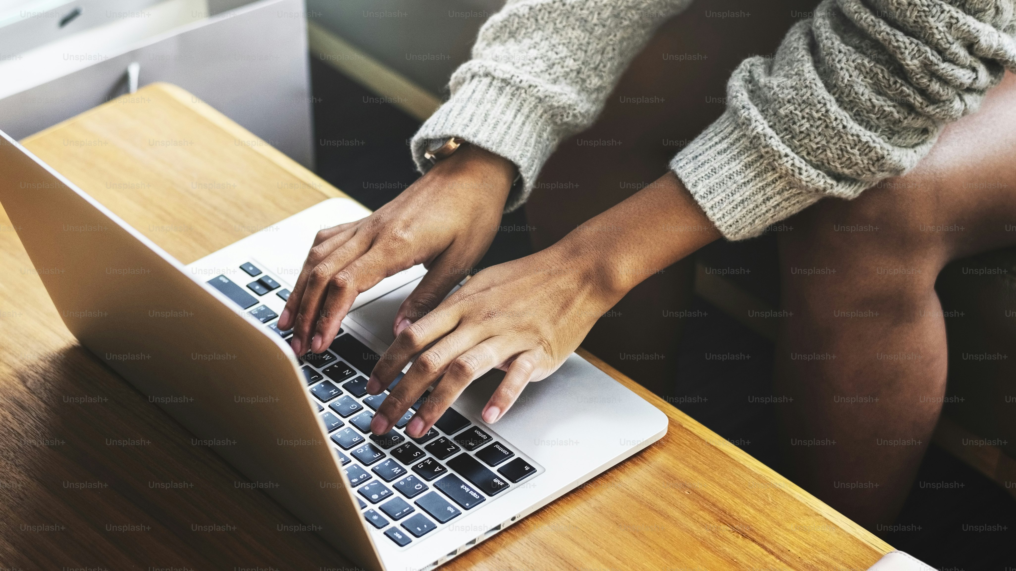 Woman working on a laptop photo – Using laptop Image on Unsplash