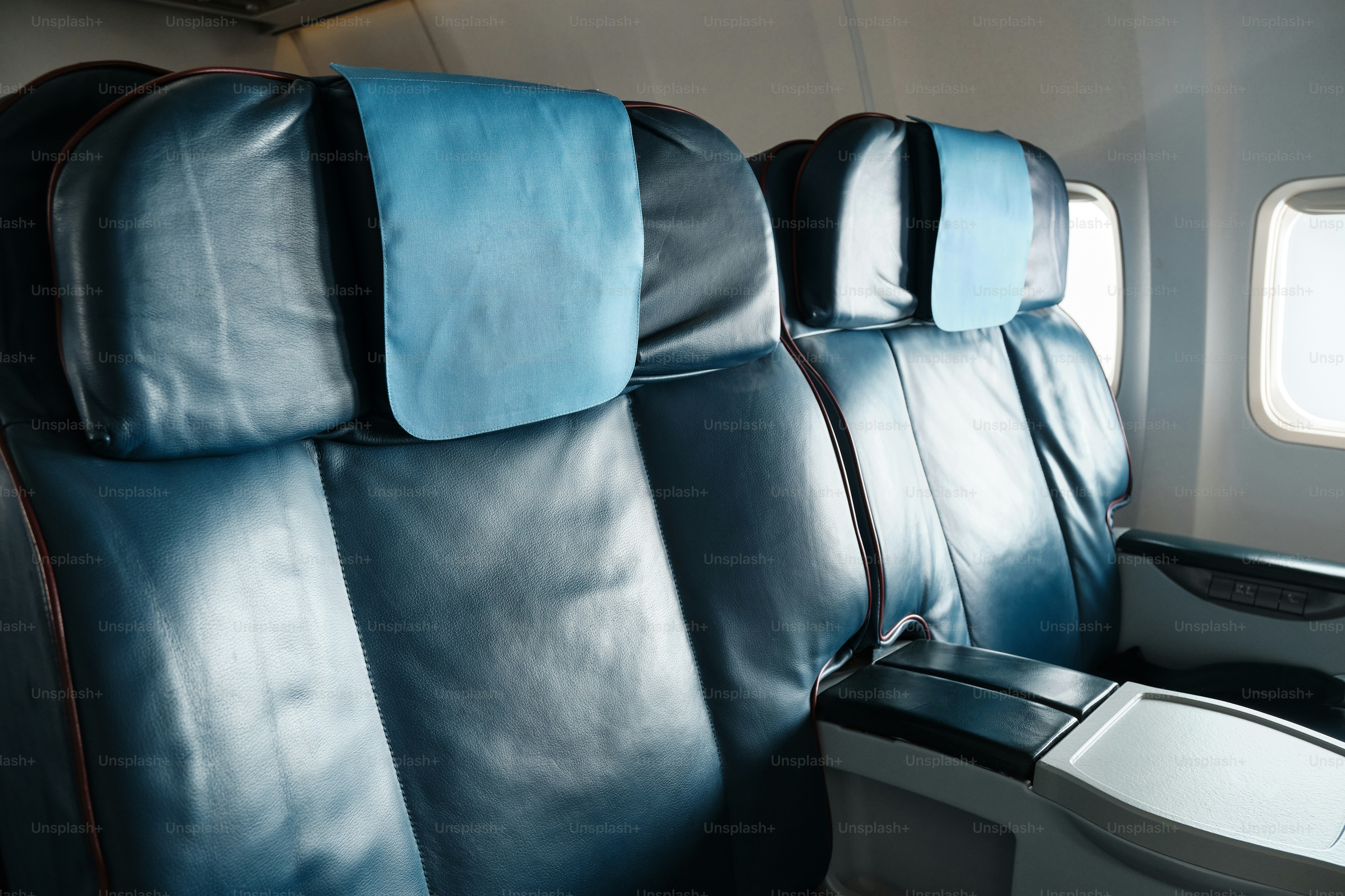 A row of empty seats in an airplane photo – Air travel Image on Unsplash
