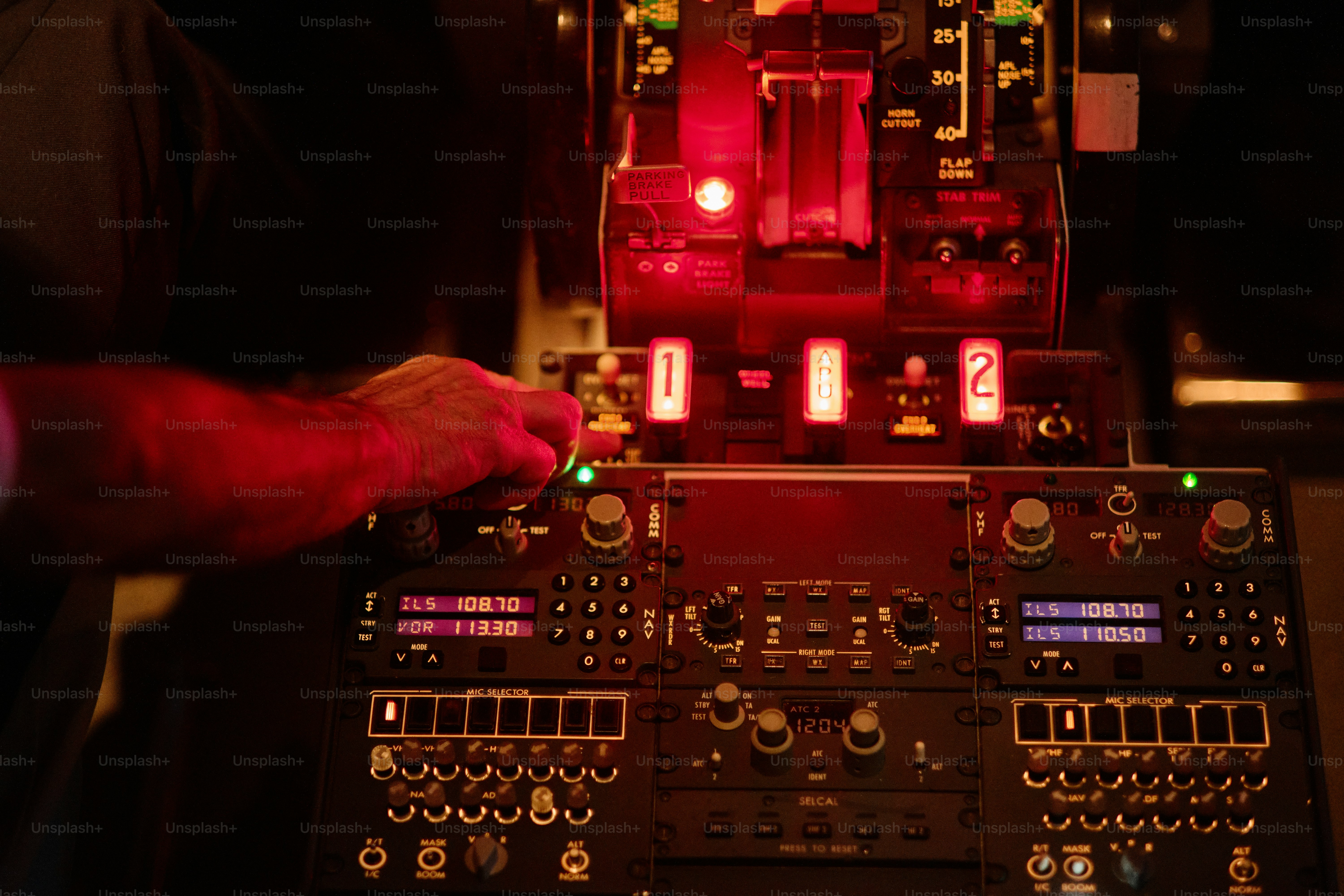 Un panel de control en una sala de control de un avión foto – Imagen de ...